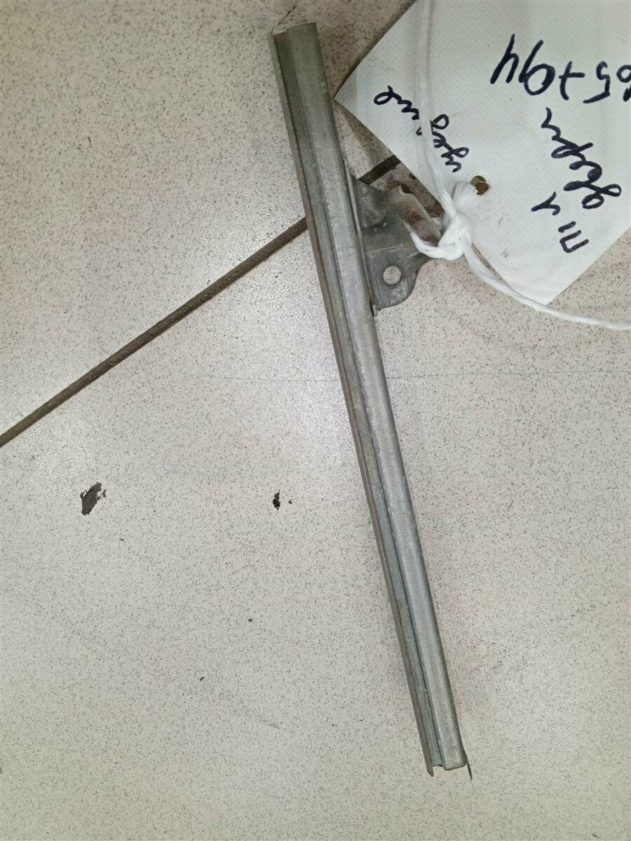 Направляющая стекла двери передней левой от Mitsubishi Lancer Cedia CS 2000-2003