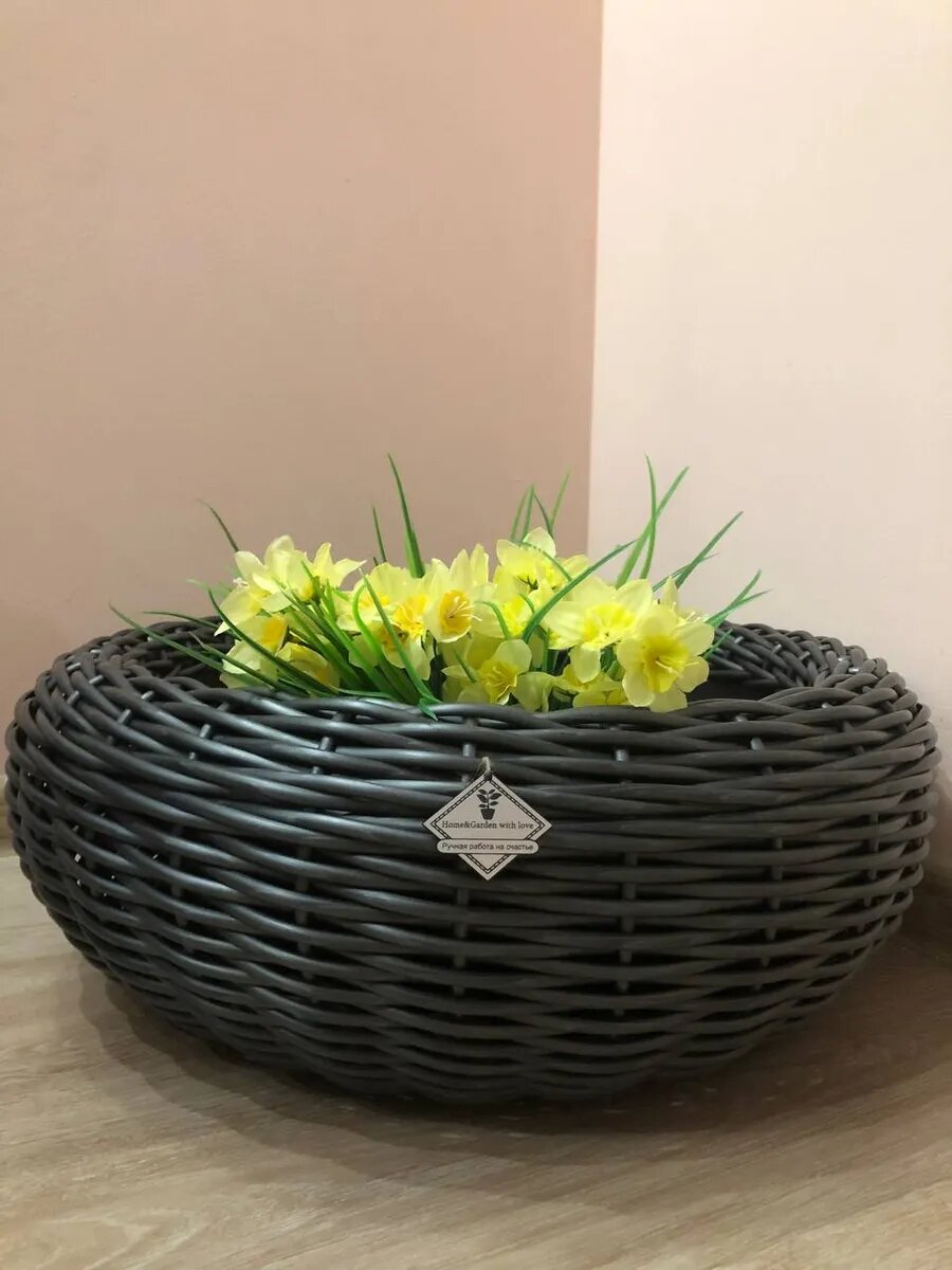 Стильная клумба из ротанга
