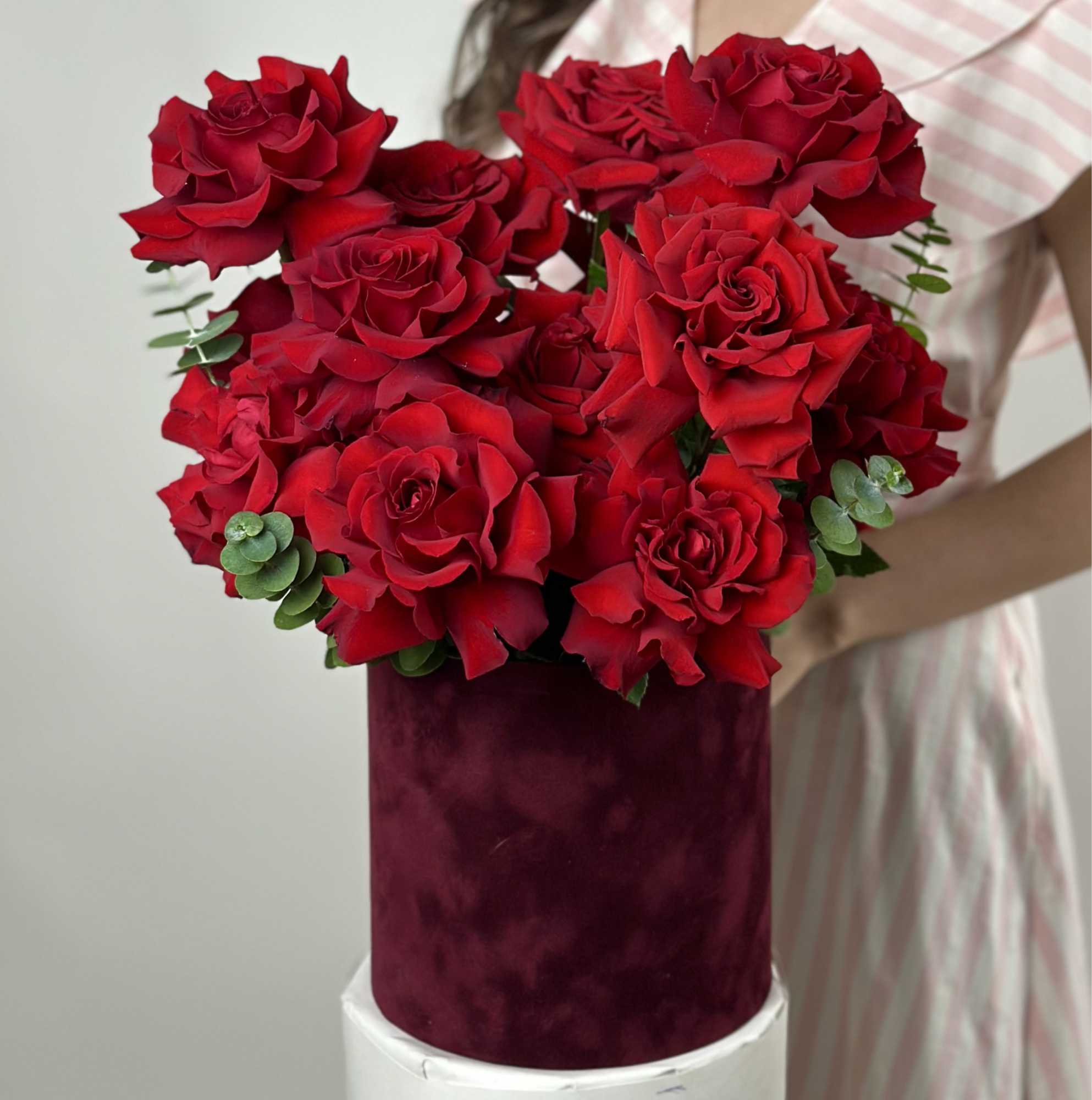 Букет цветов из 15 красных французских роз Бордо в шляпной коробке