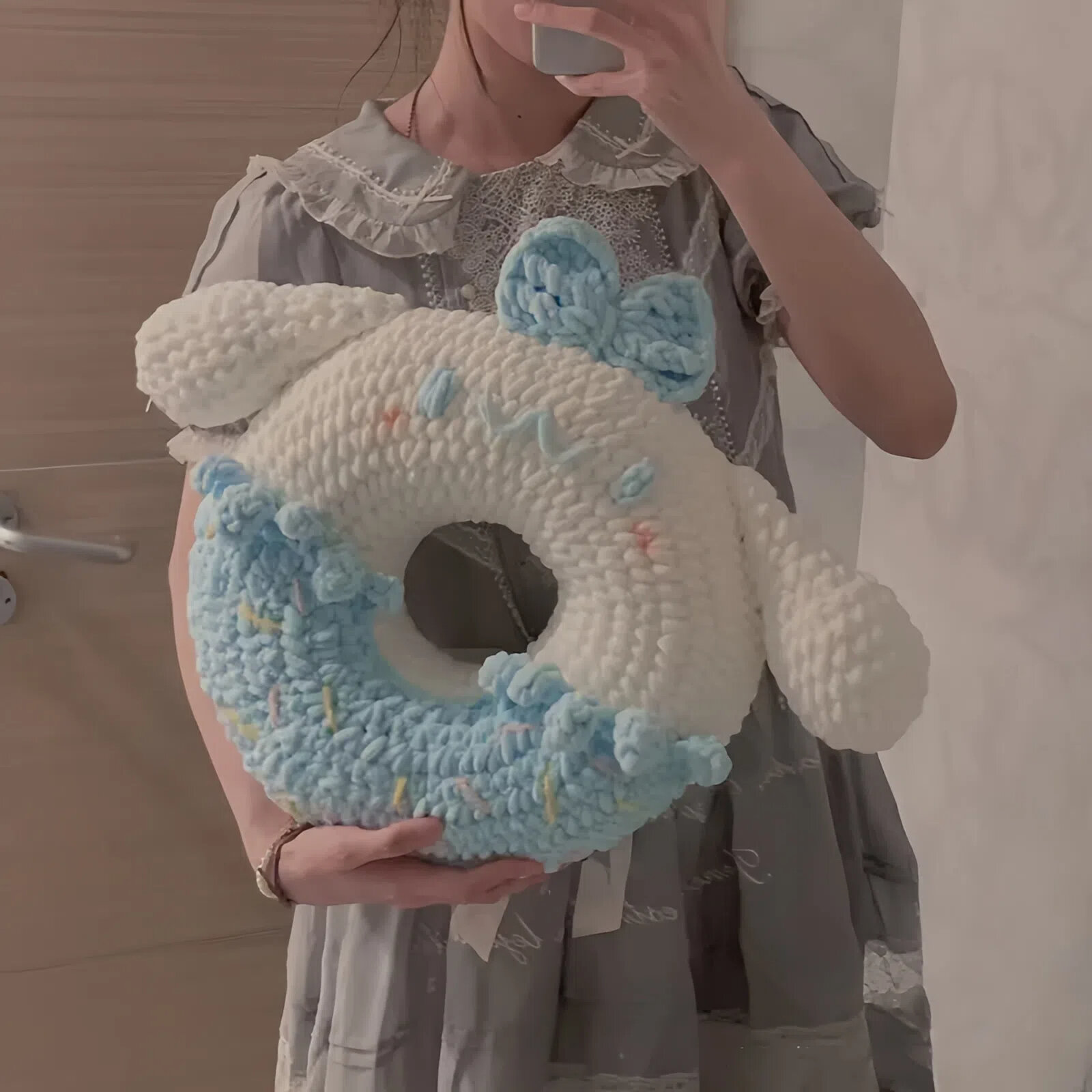 Набор материалов для подушки-пончика с корицей и собачкой Набор материалов для вязания крючком своими руками