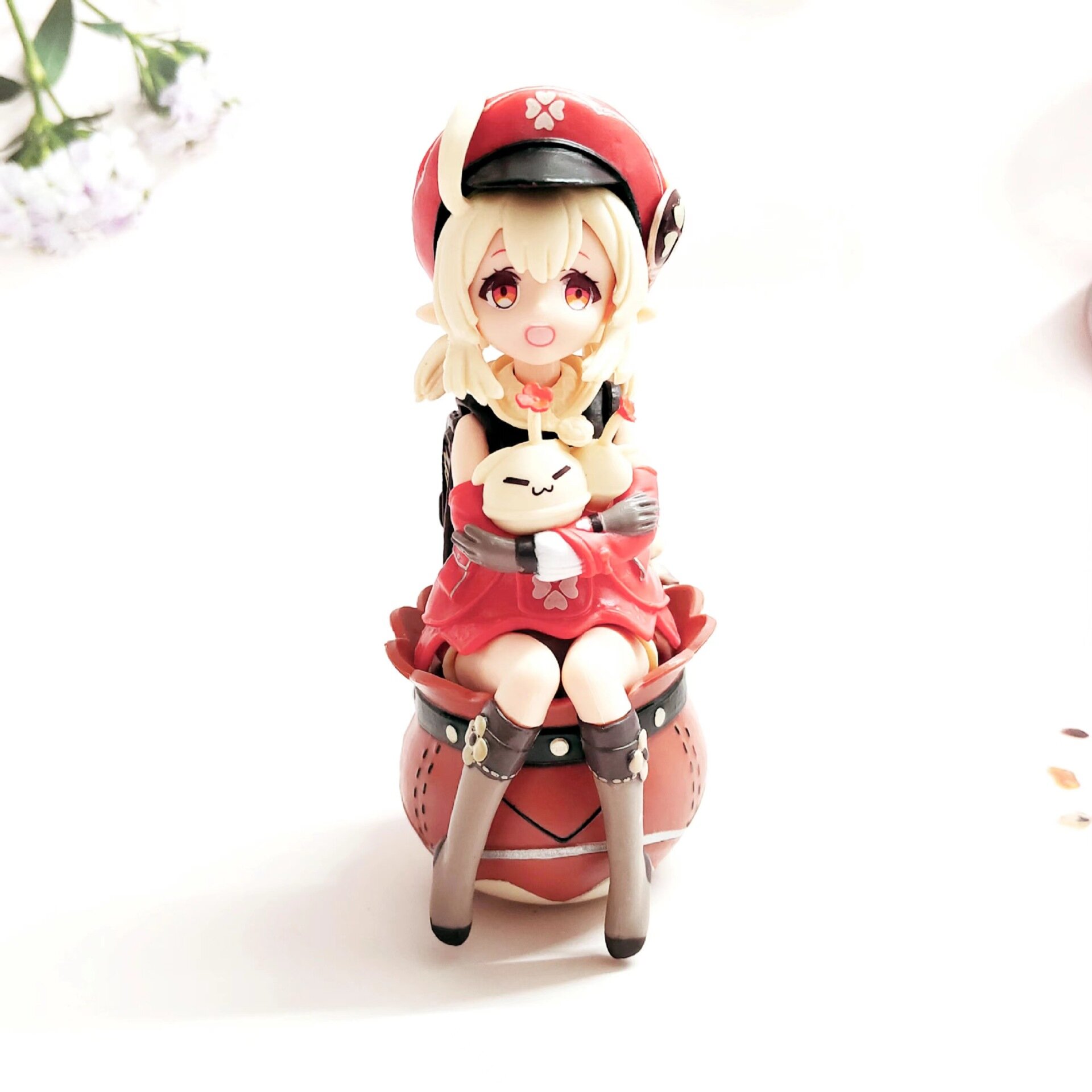 Фигурка Eromanga Sensei, Изуми Сагири, милая девушка-модель, сидящая Клее, высотой приблизительно 13 см, упакована в пакет.