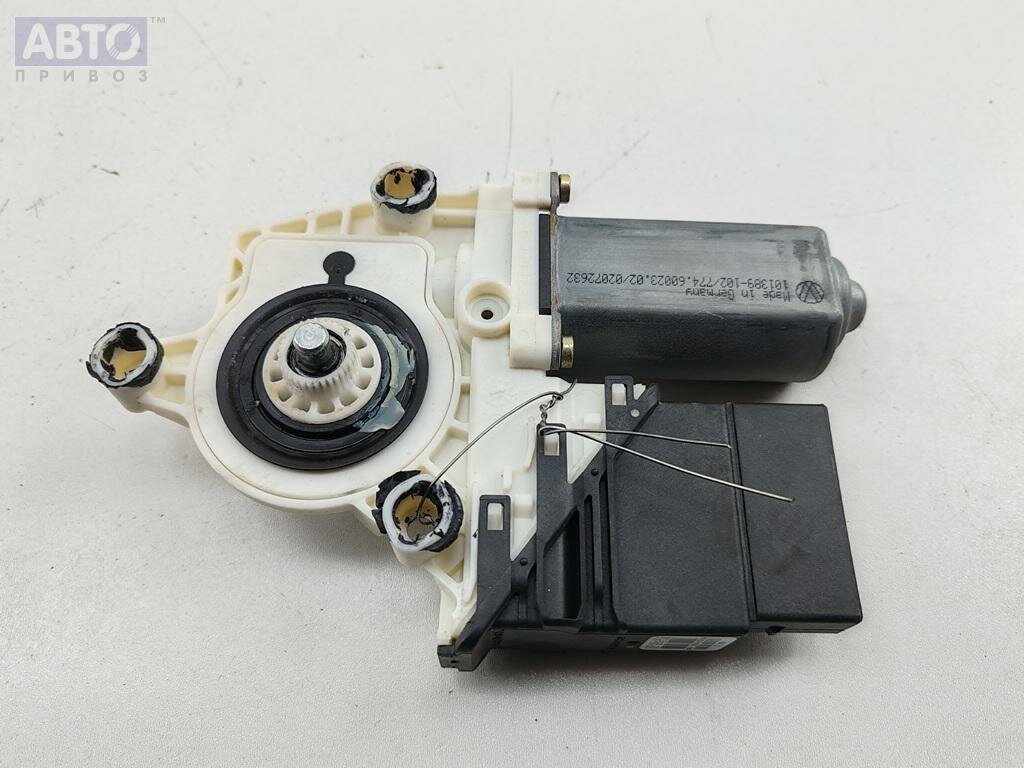 Моторчик стеклоподъемника задний левый Volkswagen Golf-4