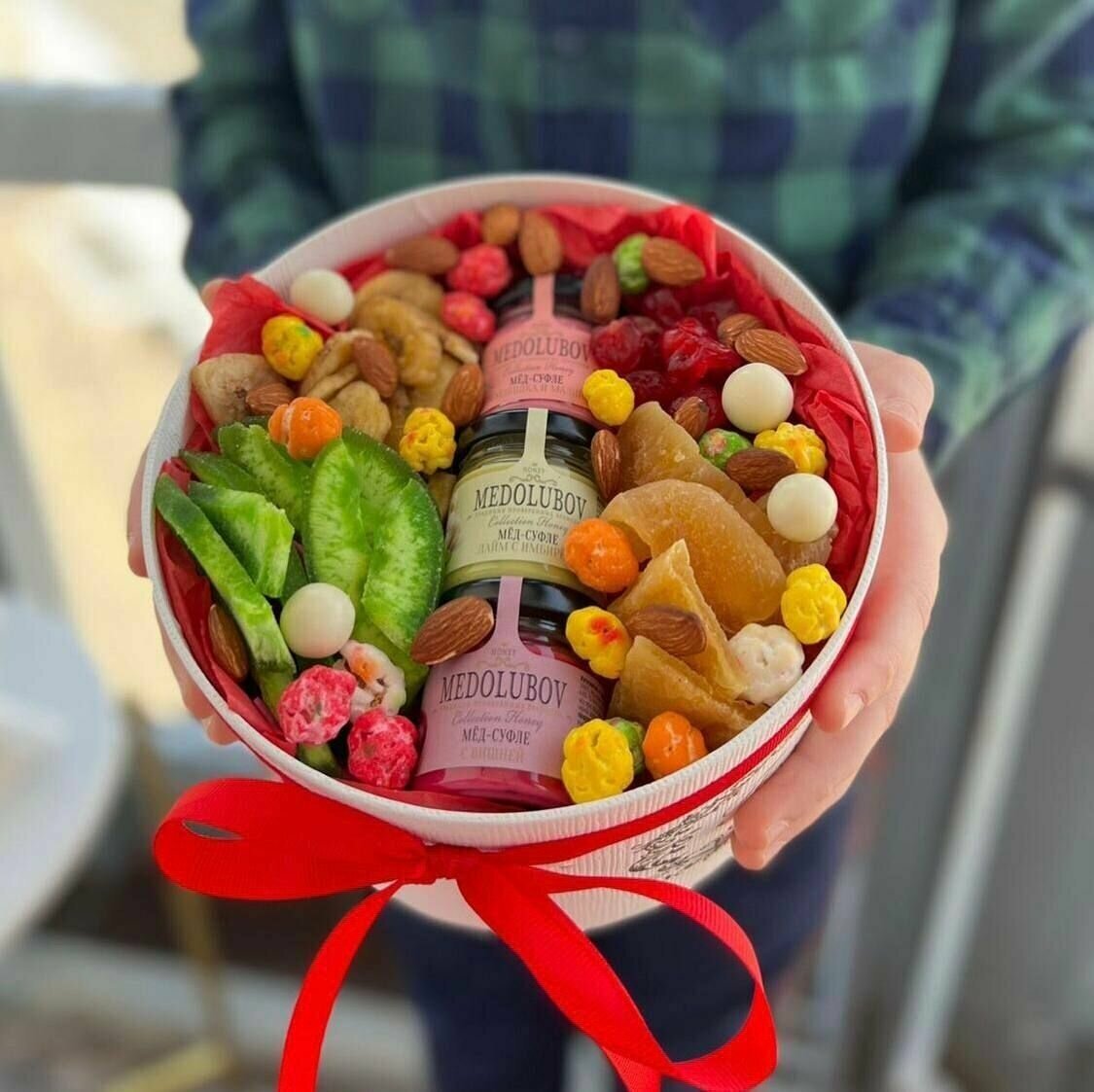 Сухофрукты и крем мед