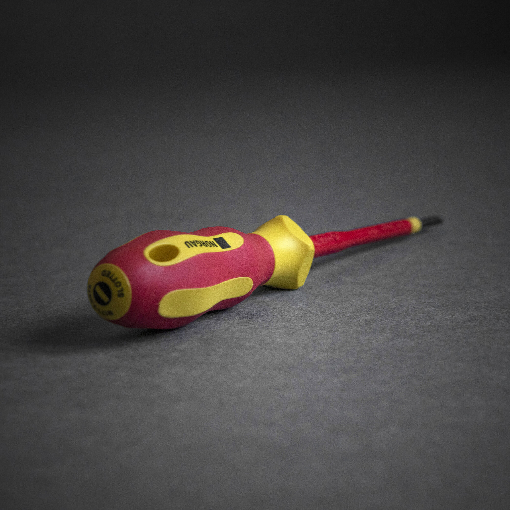 Диэлектрическая отвертка SL3х100 NORGAU Industrial из стали SVCM+ с тонким магнитным жалом 1000 V