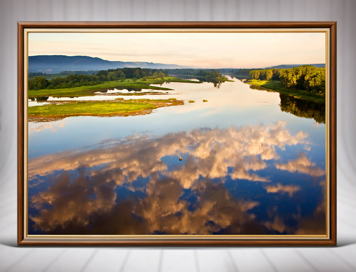 Фотокартина "Спокойствие Волги: облака, рыбак и далёкие Жигули", размер изображения 60x90 см