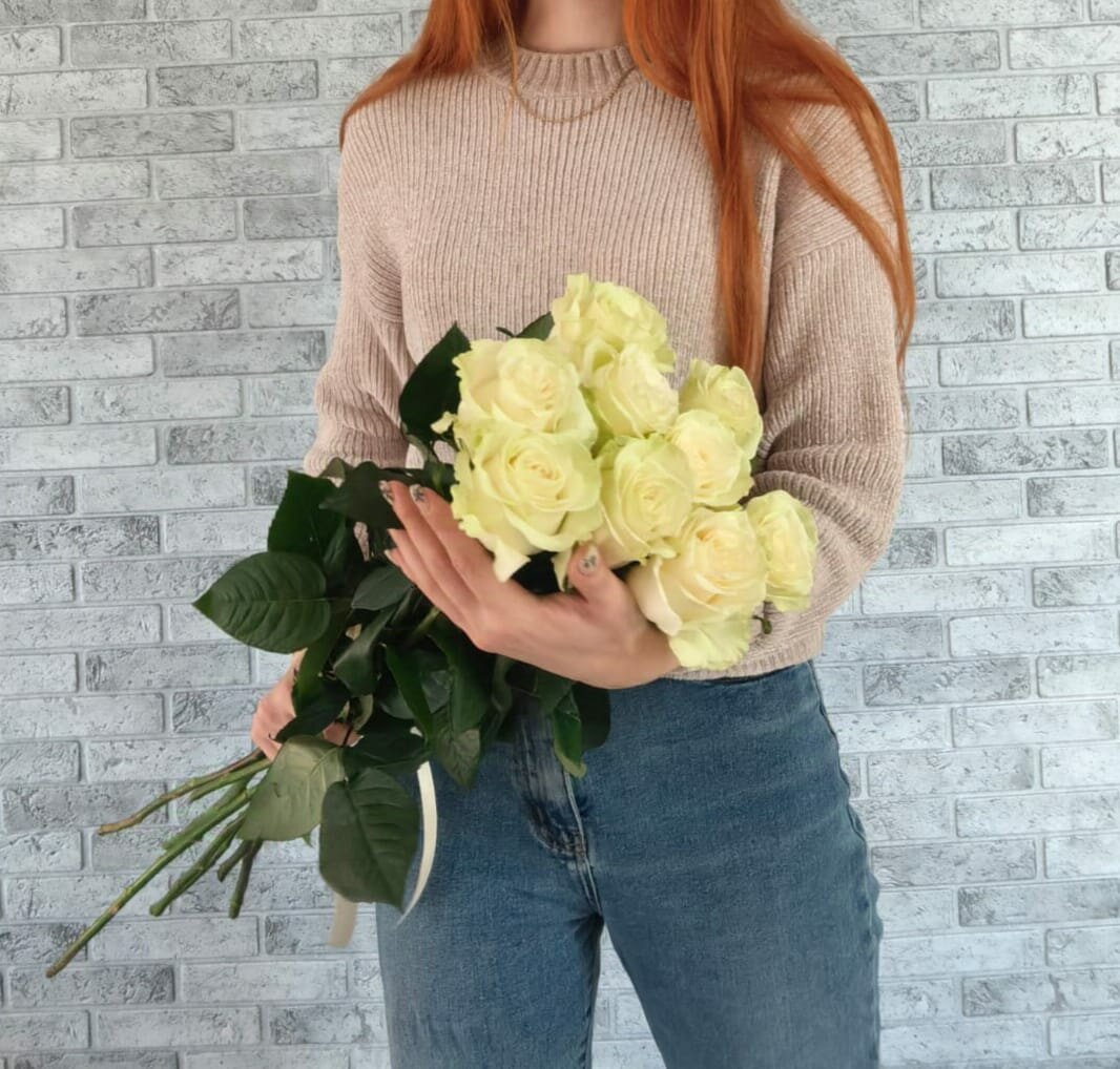 Живые цветы букет белых роз из 9 шт. 70 см. Моно букет из белых роз эквадор под ленту