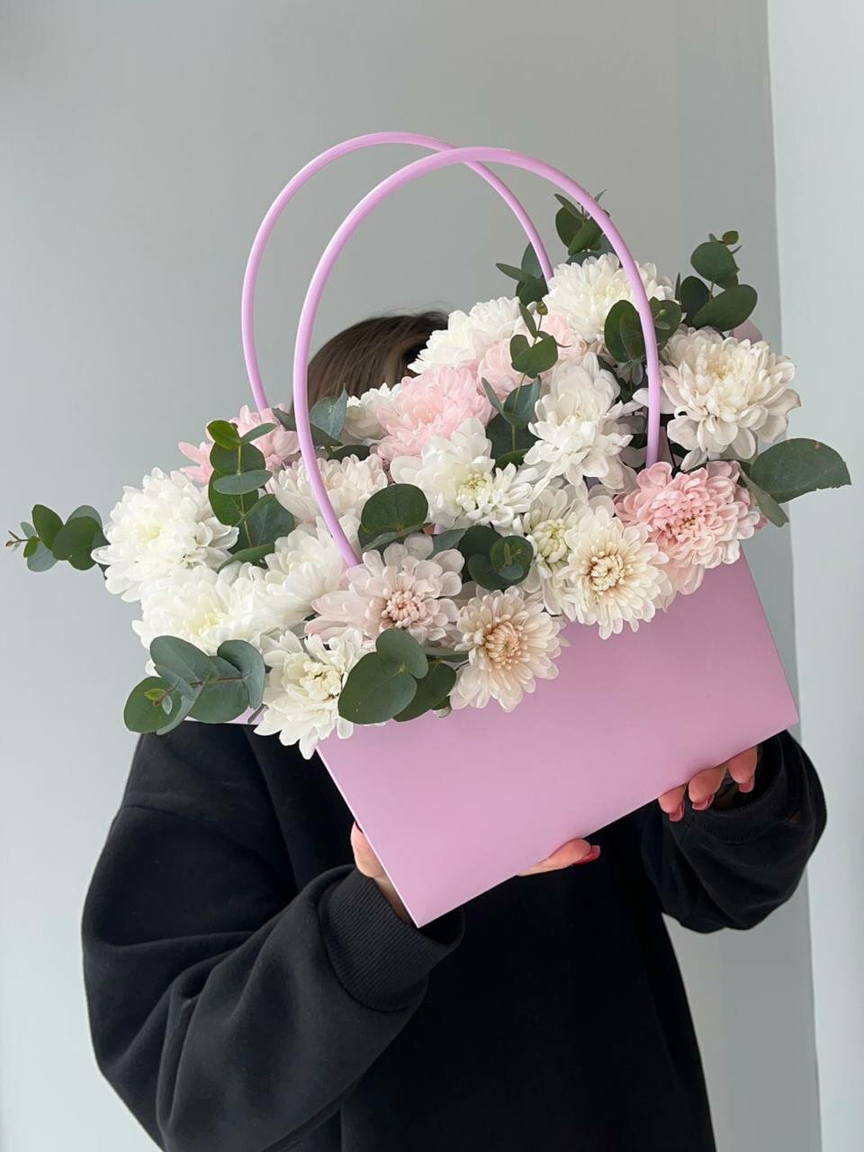 Цветы в сумочке "Нежность в деталях" из хризантем сорта Алтай в стильной сумочке