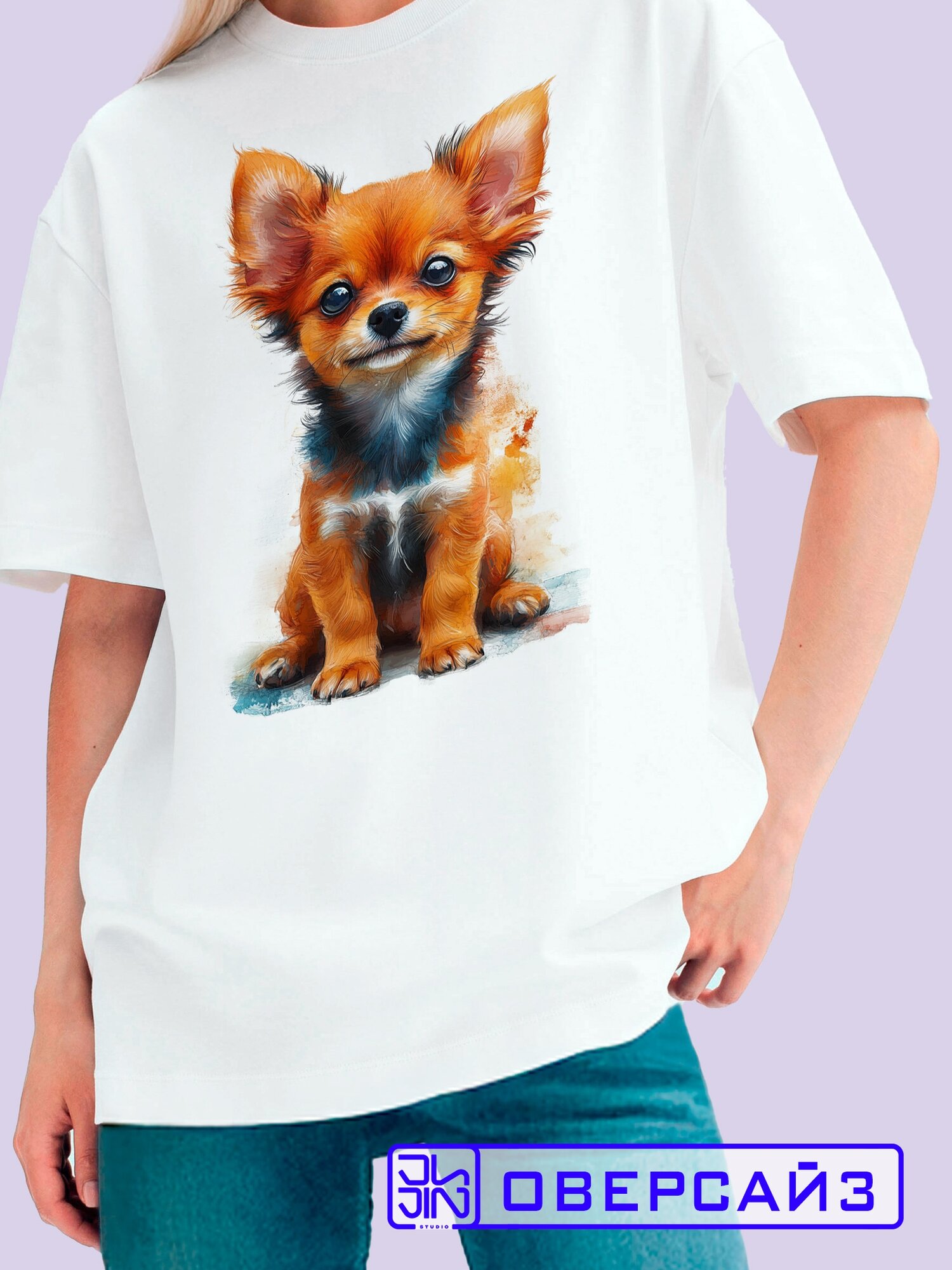 Футболка оверсайз женская с принтом Смешной рыжий щенок чихуахуа с белой грудкой и большой собакой рядом, белый хлопковый трикотаж с прикольным рисунком на груди