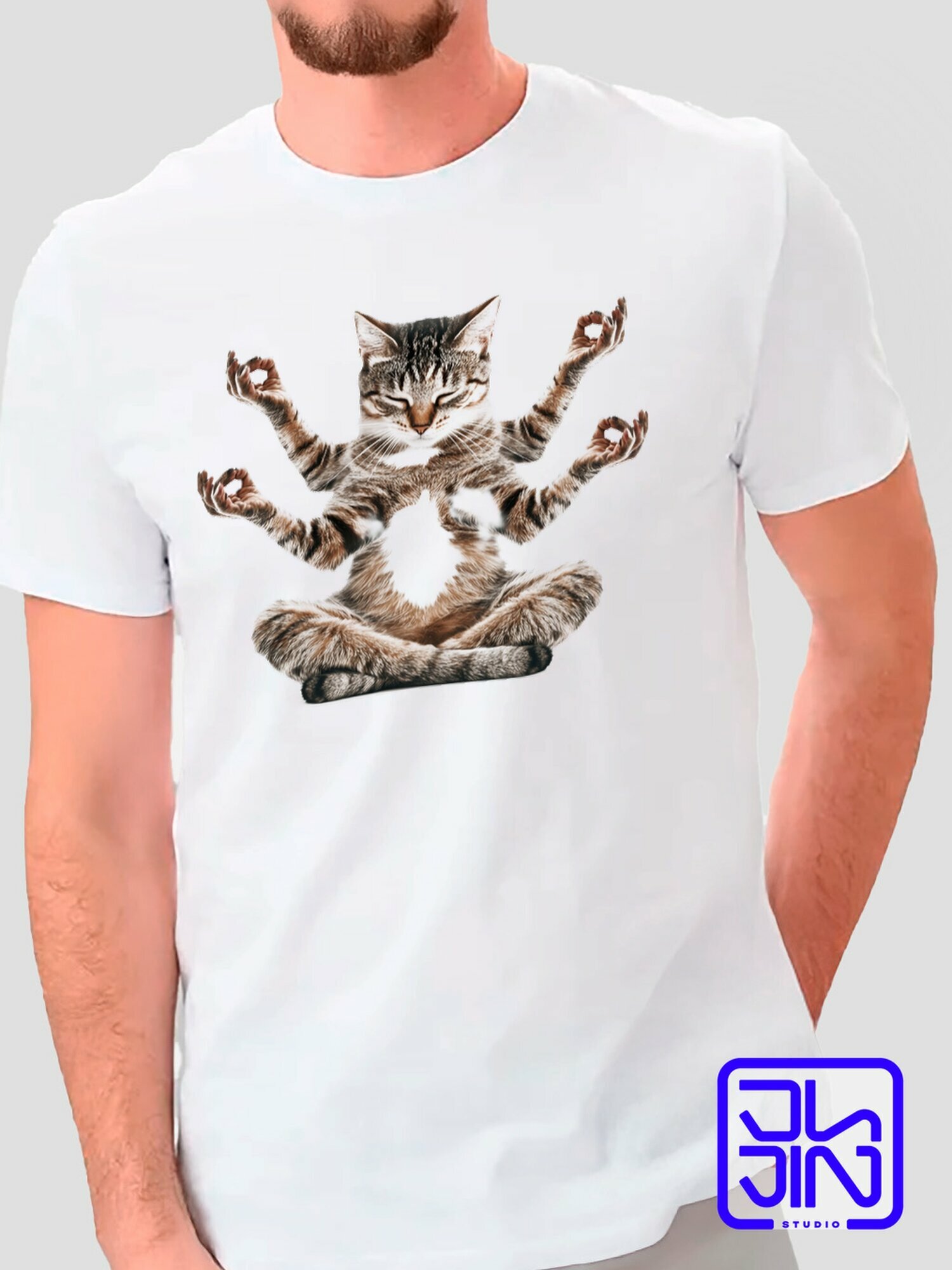 Футболка классическая мужская с авторским принтом Смешная белая и коричневая кошка в йоге и медитации с забавными мемами, белый хлопковый трикотаж с прикольным рисунком на груди