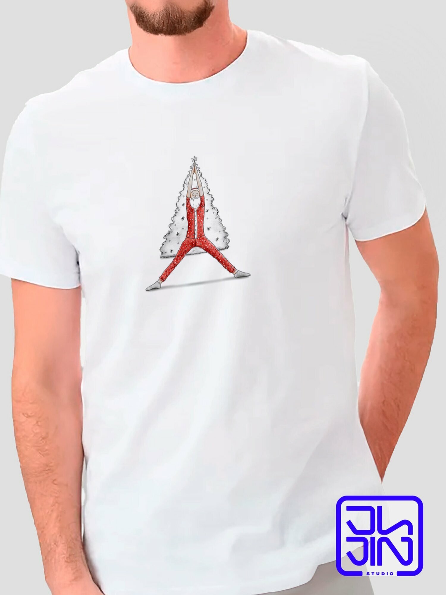 Футболка классическая мужская с авторским принтом Смешной санта в красной пижаме, минималистичная черно-белая рождественская елка, белый хлопковый трикотаж с прикольным рисунком на груди