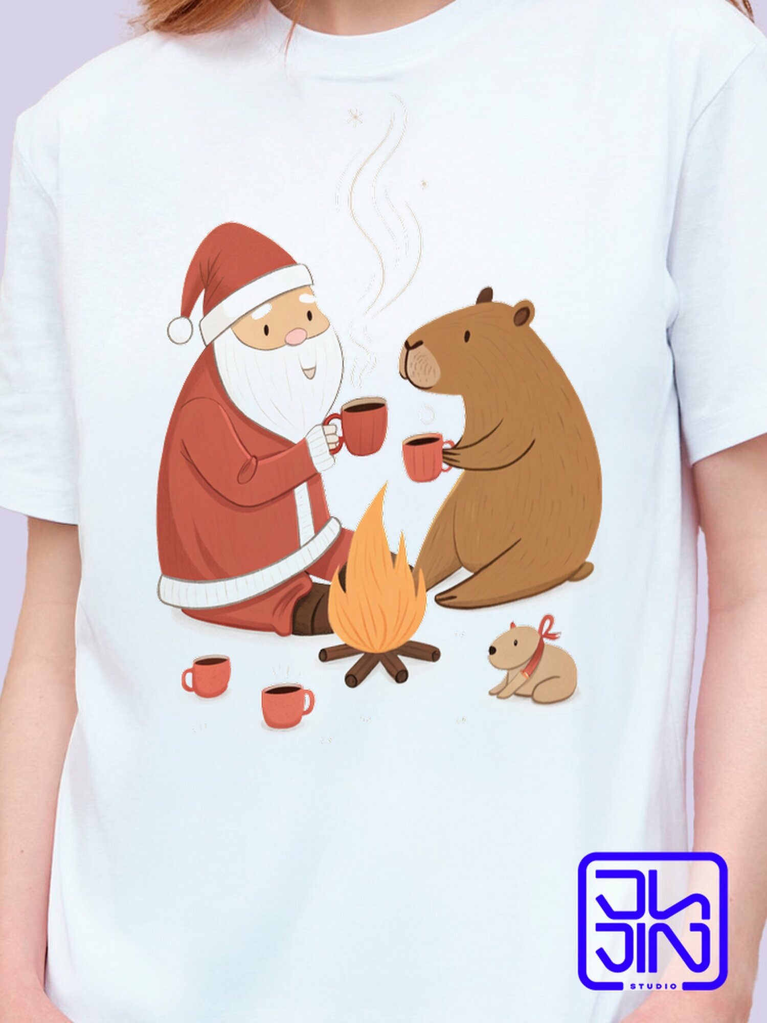 Футболка классическая женская с авторским принтом Веселая красная капибара и смешной санта с коричневыми чашками у костра, белый хлопковый трикотаж с прикольным рисунком на груди