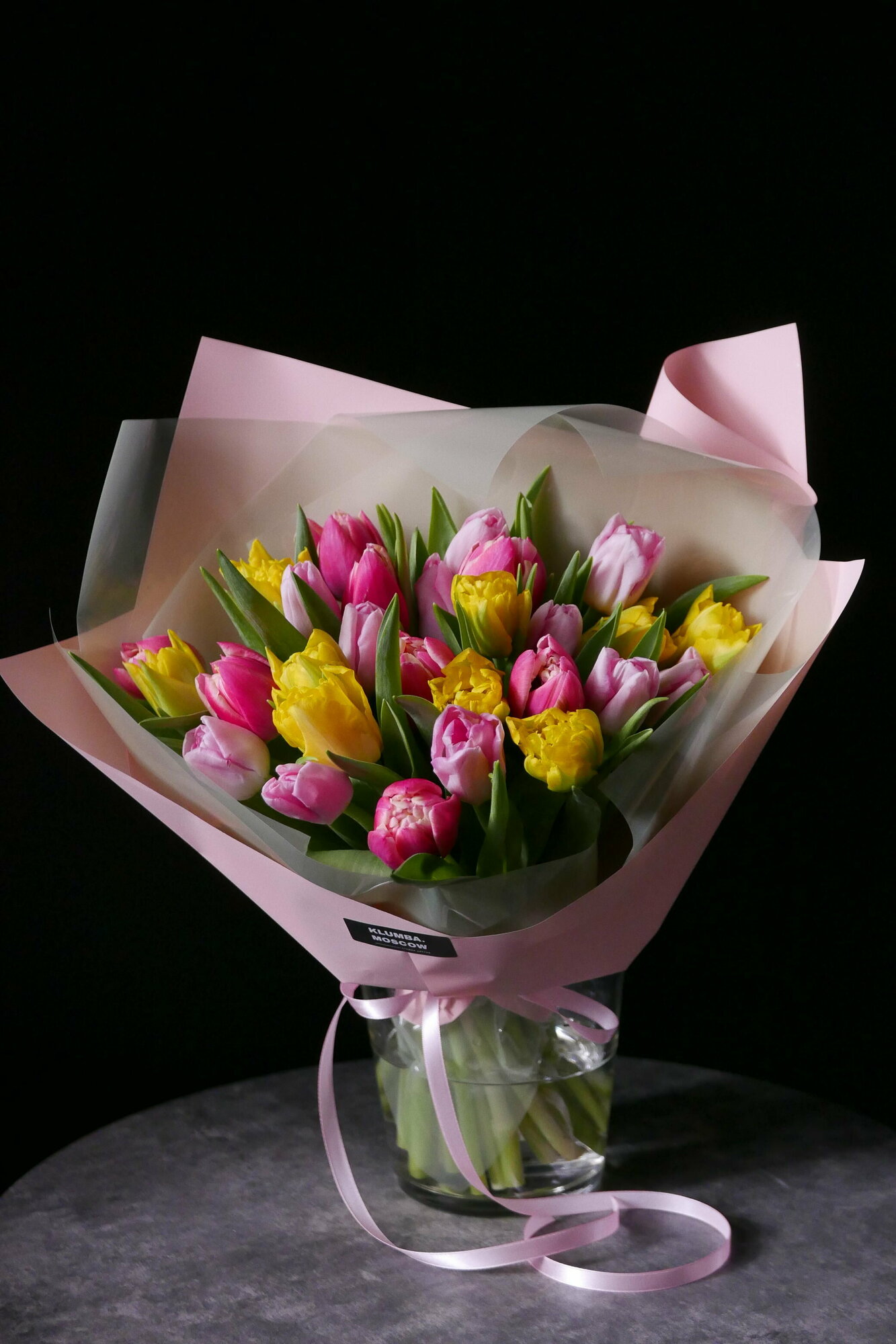Букет из 25 ярких тюльпанов от студии цветов klumba.moscow, авквабокс