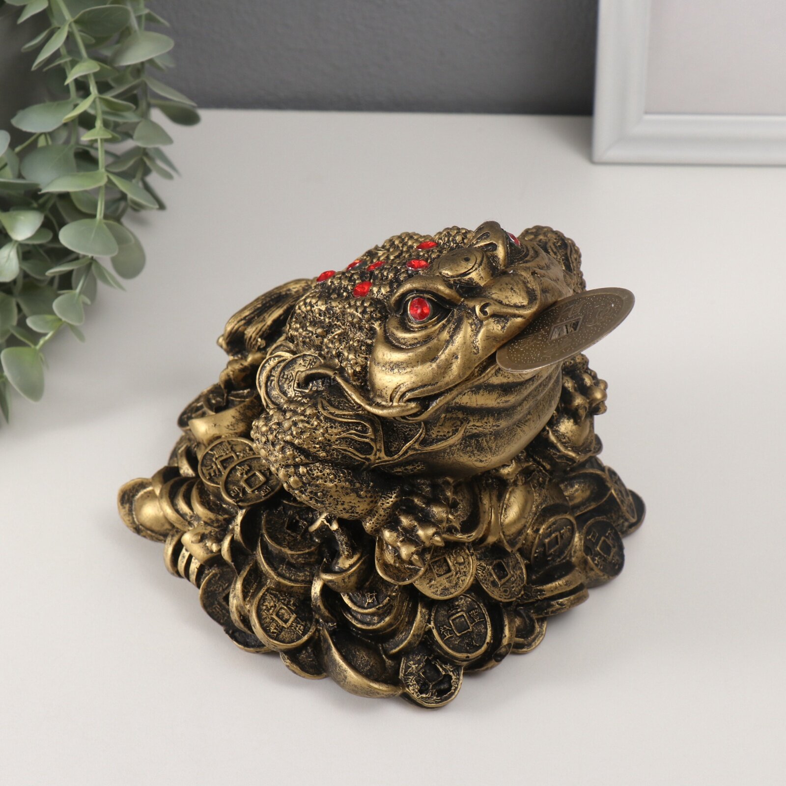 Нэцкэ фигурка «Денежная жаба с монетой на горе монет», полистоун, под бронзу, 16.2×19×16.5 см