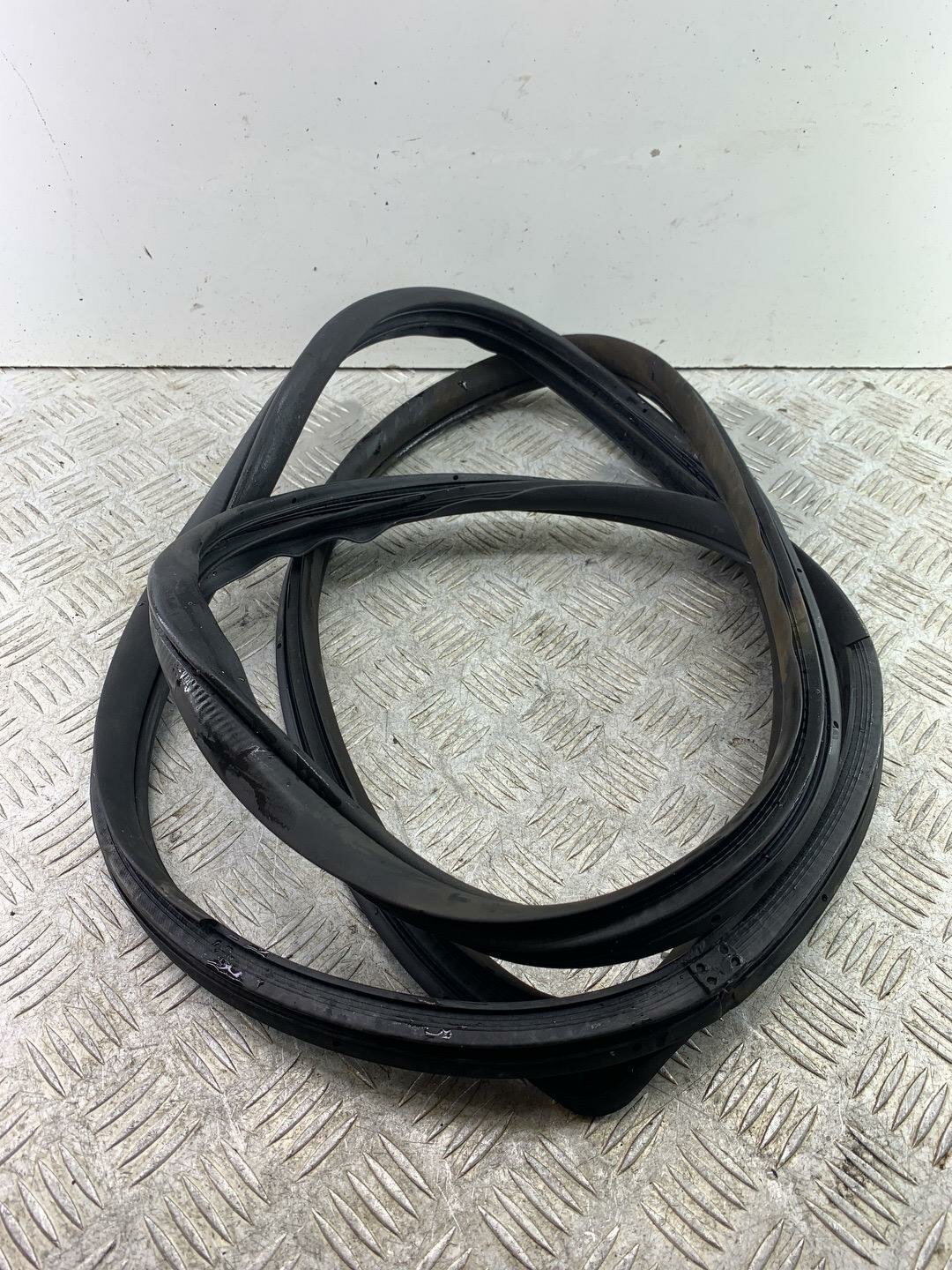 Уплотнитель дверного проема задний правый Hyundai Grand Santa Fe 2015