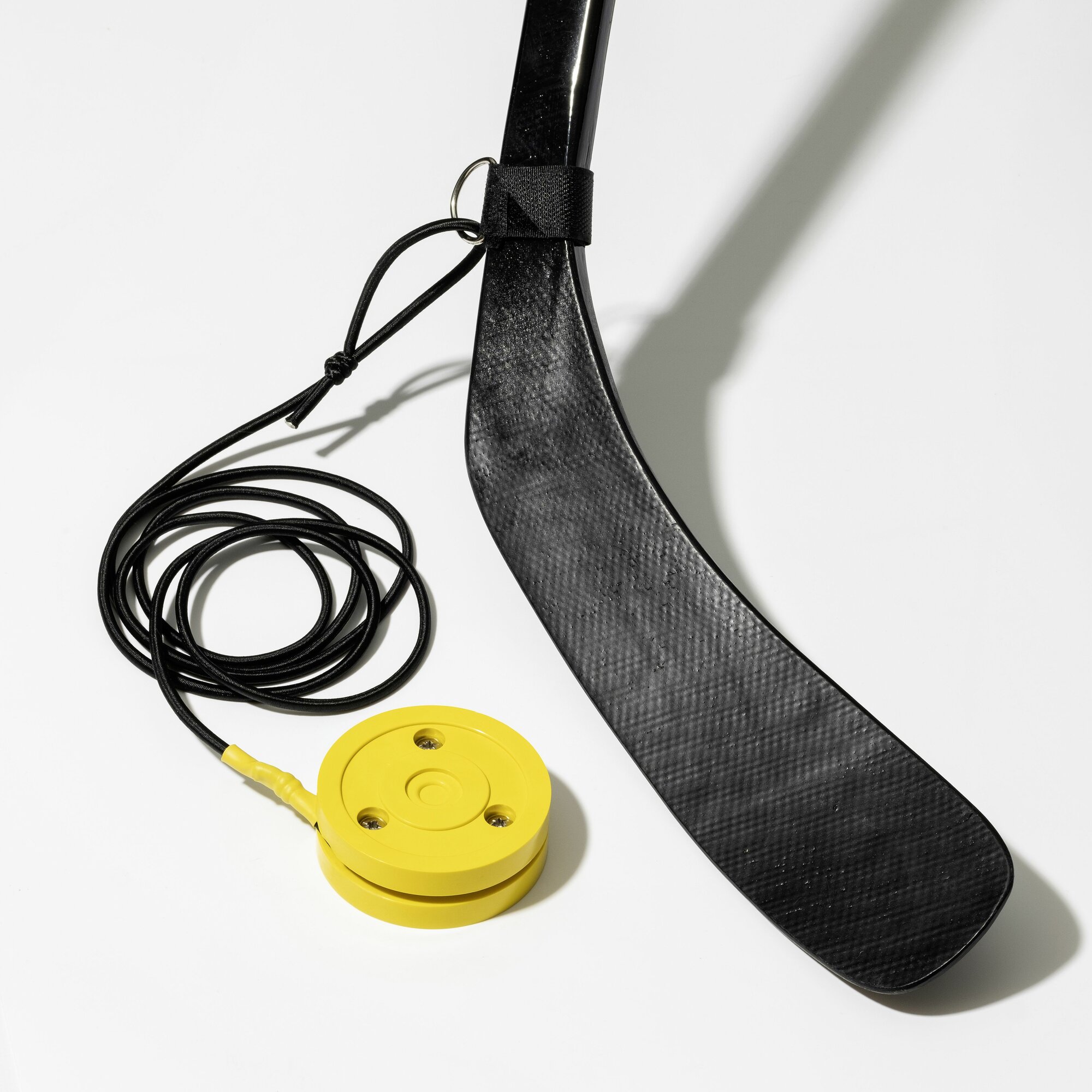 Шайба с возвратной пружиной для дриблинга желтая Bulldog Hockey