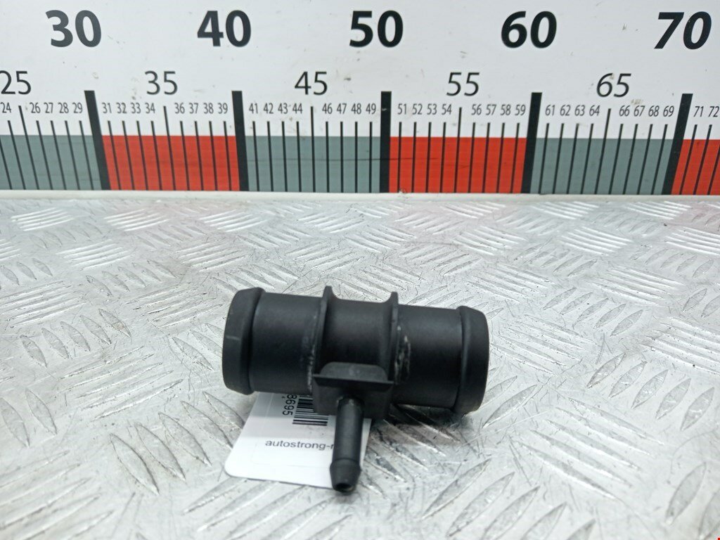 Фланец (штуцер системы охлаждения тройник) Volkswagen Golf 5 1K0121087D арт. 2048695