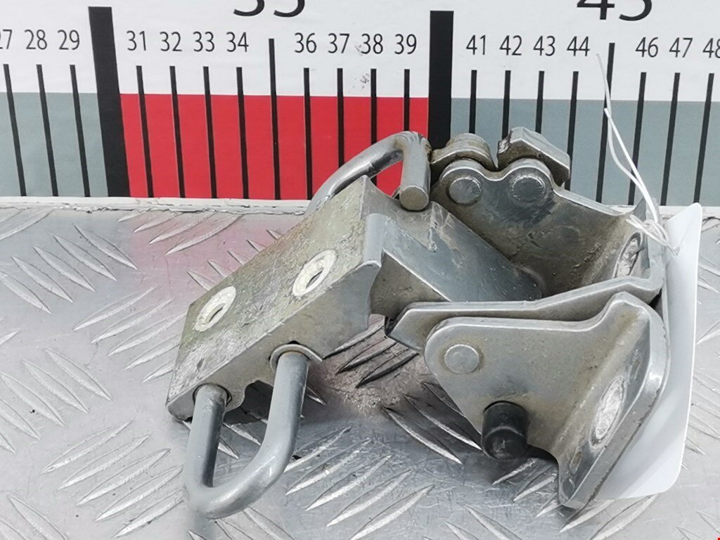 Петля двери задней левой Audi A4 B7 8E0833411E арт. 1880156
