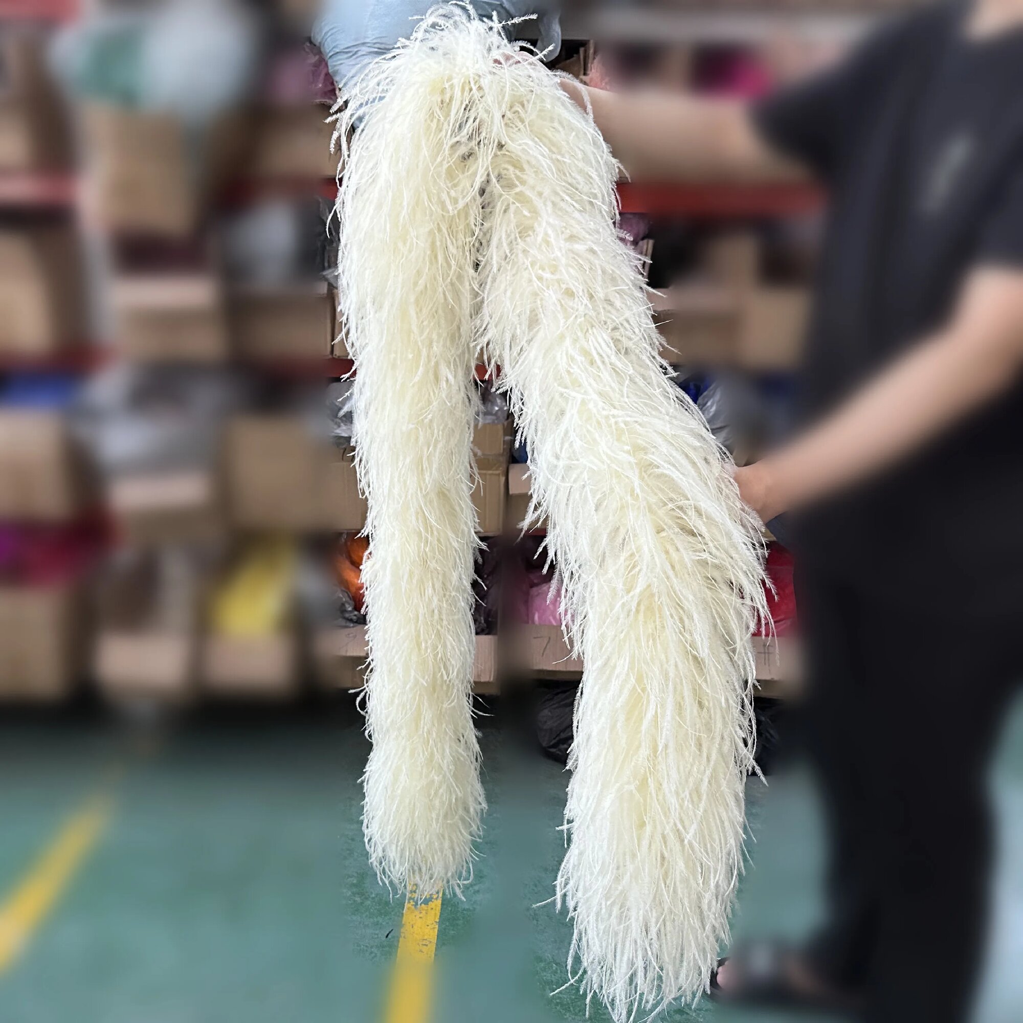 Белый шарф из страусиных перьев 2M 10PLY