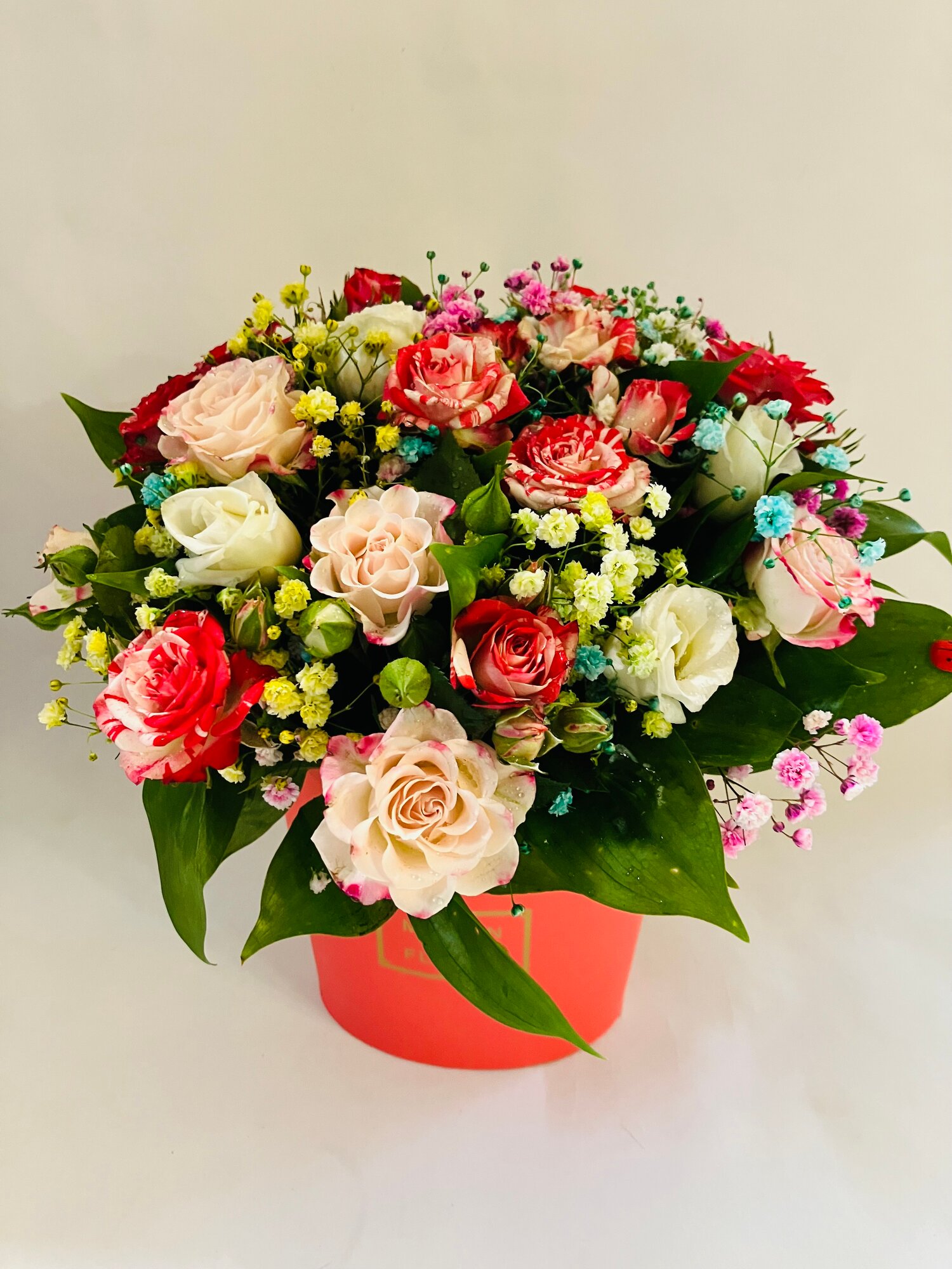 Букет композиция из кустовых роз Фейерверк и Рефлекс в коробке Мейсон-алая.