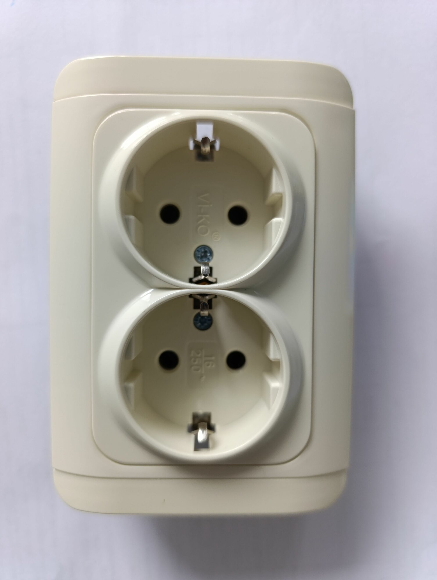 Розетка двойная VIKO с заземлением , кремовая