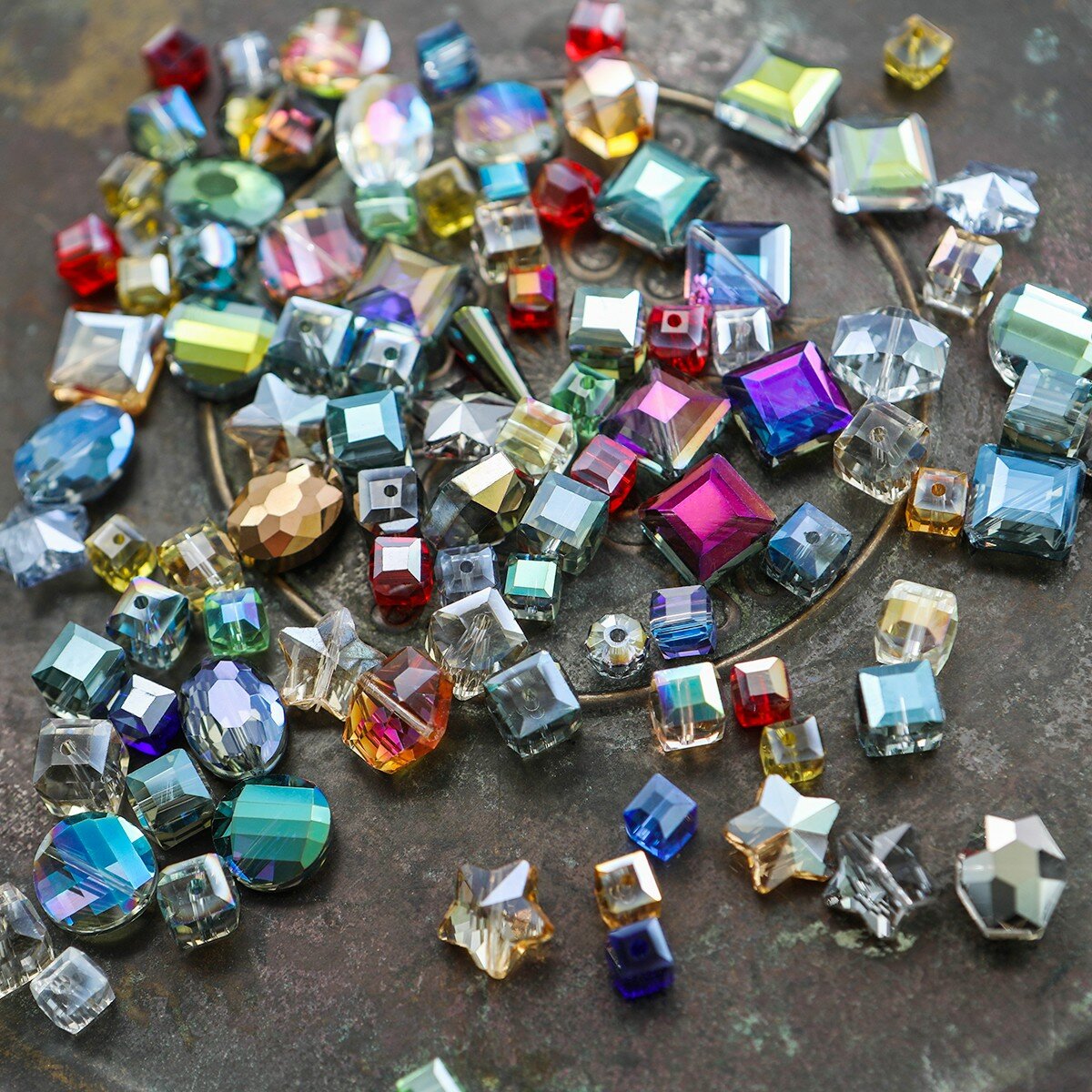 Бусины стеклянные граненые 10 г (5-8 бусин), цветовой микс радужный, разный размер и форма