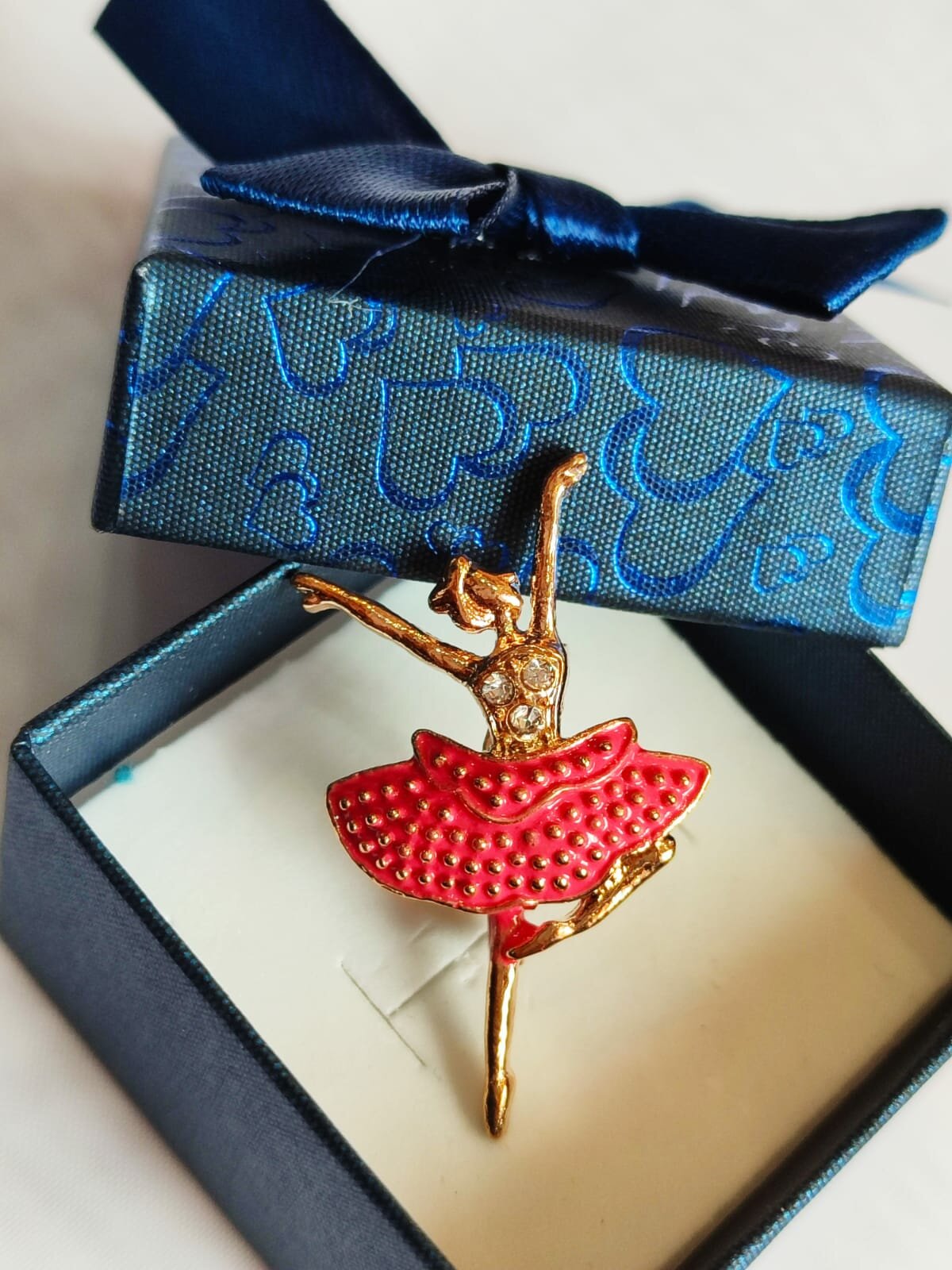 Брошь, эмаль, стразы