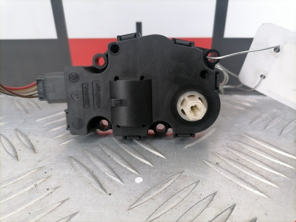 Сервопривод (электропривод моторчик привода) заслонки печки BMW 5-Series (F07/F10/F11/F18) 64119319037 арт. 1421345