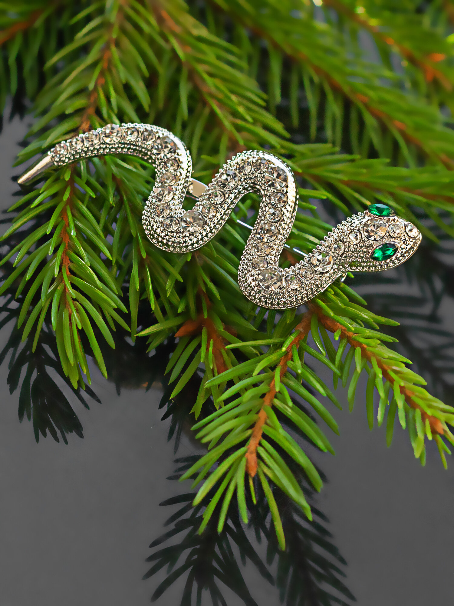 Брошь, стразы