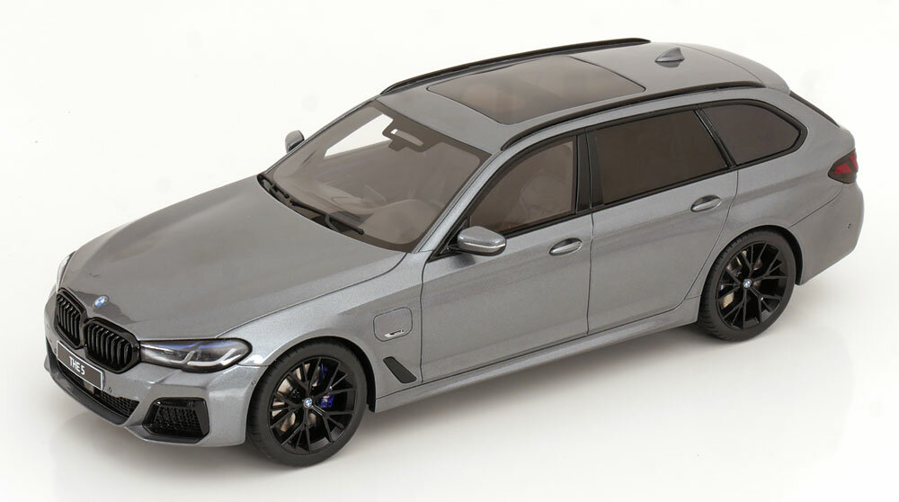 Модель коллекционная GT SPIRIT Bmw 530E xdrive m sport touring 2023 grey metallic