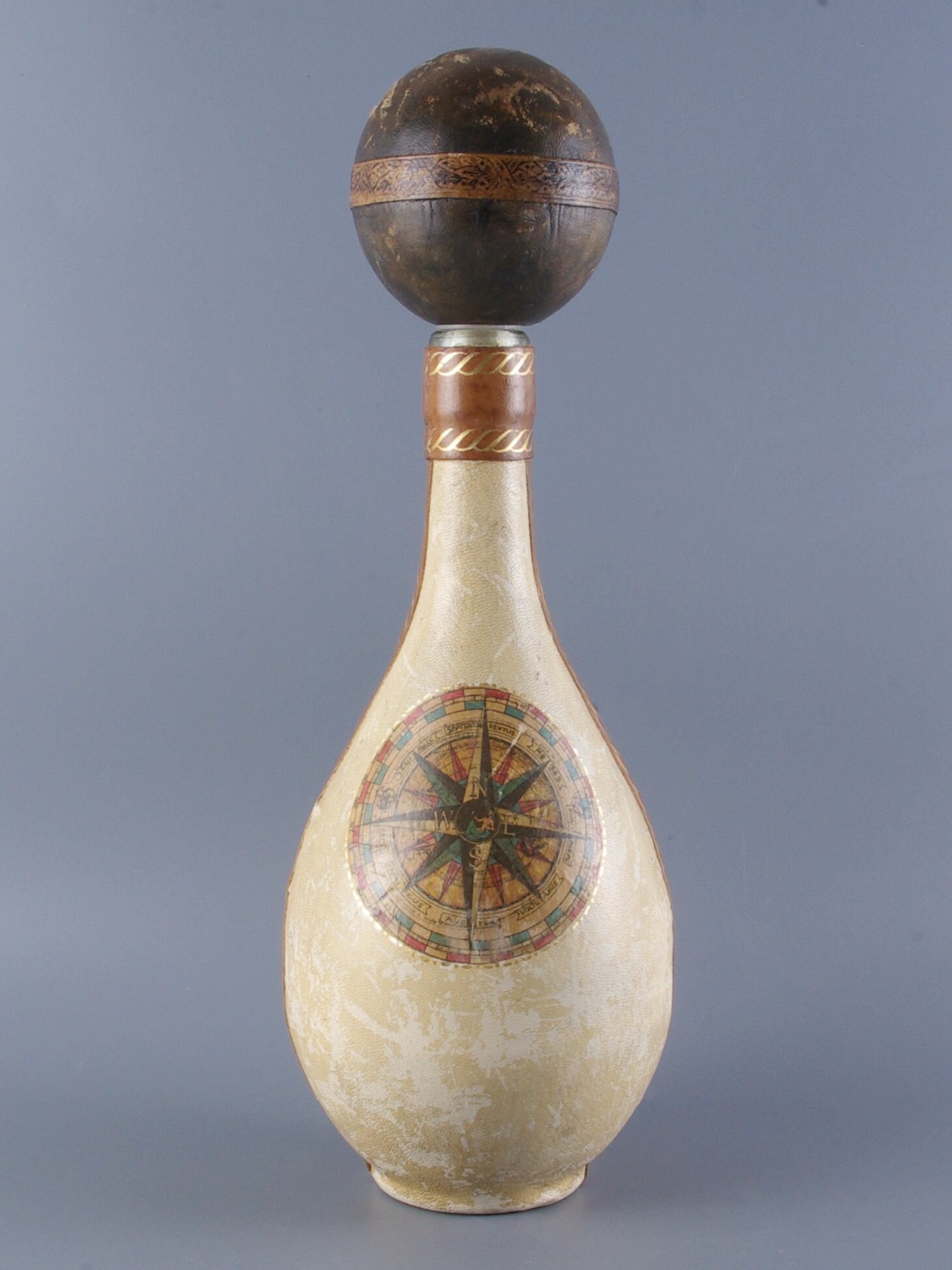 Винтажный графин "Старый свет". Стекло, кожа, дерево. Италия, 1960- ее годы.