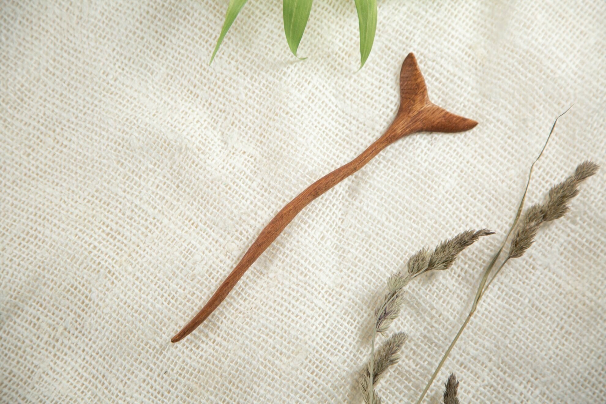 Шпилька для волос 3KEDA, "Хвост Кита", светлое дерево, 18 см, 1 шт.