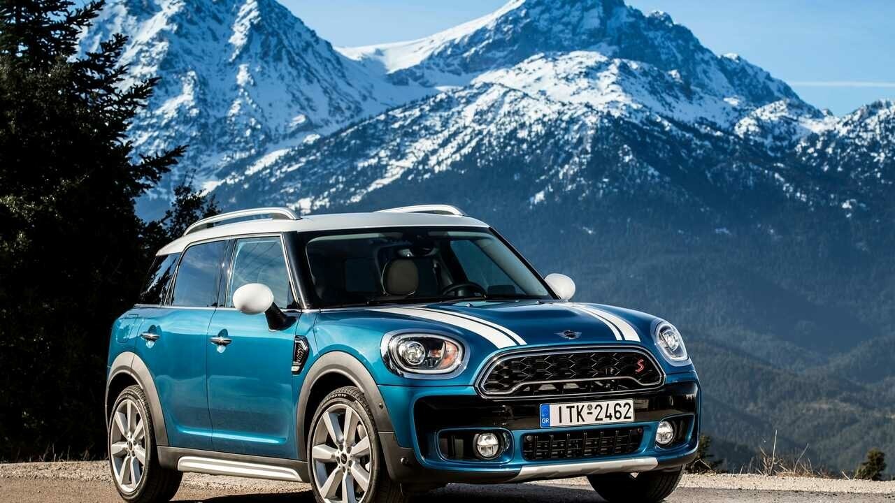 Картина на холсте 110x60 LinxOne "Автомобили mini" интерьерная для дома / на стену / на кухню / с подрамником