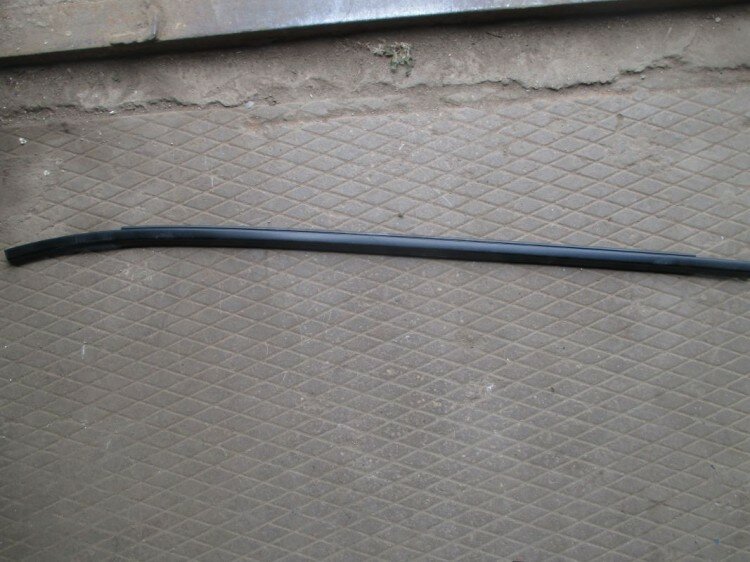 Молдинг стекла двери задней левой наружный Ниссан Мурано Z50 82821CA000 с 2004 по 2008г