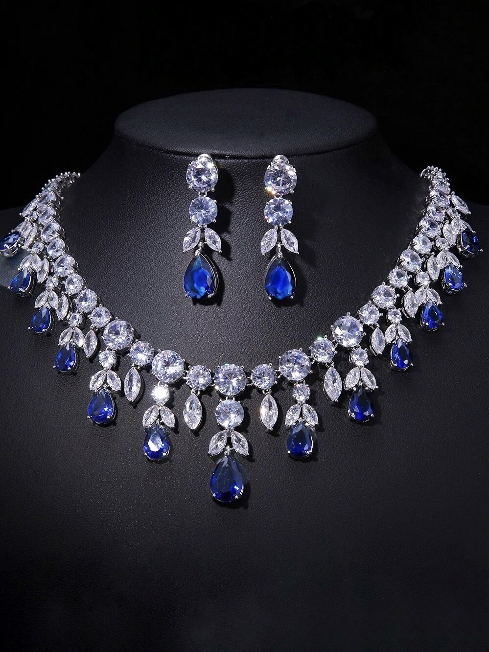 Комплект бижутерии: колье, серьги, искусственный камень