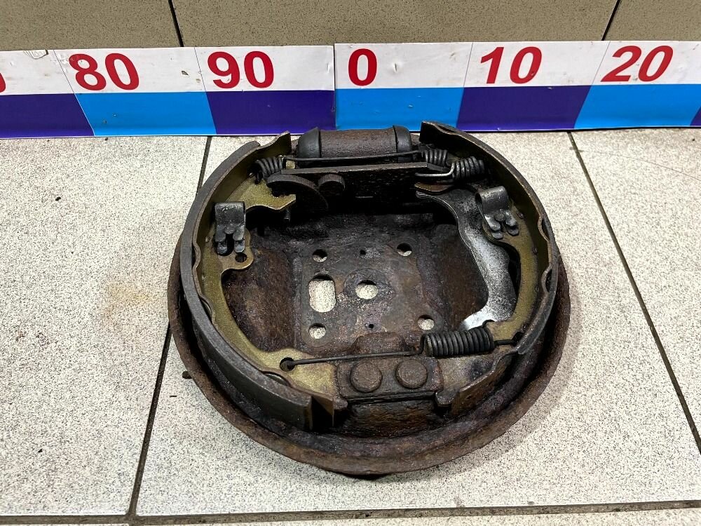 Щит опорный задний правый Ford Focus I 1075551