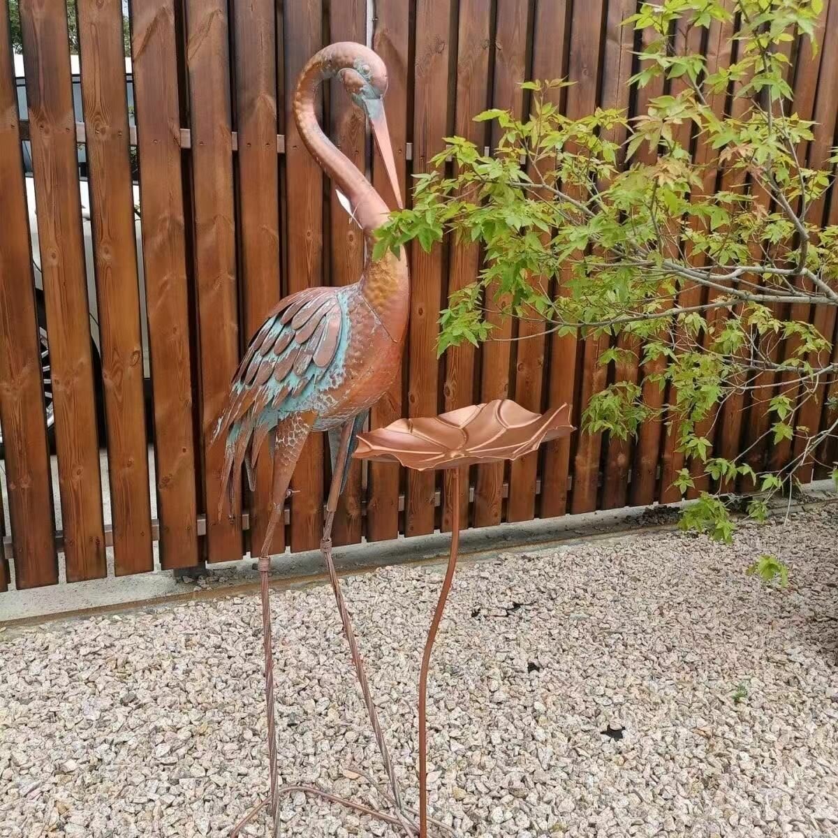 Одна металлическая статуя журавля для сада, украшение двора.