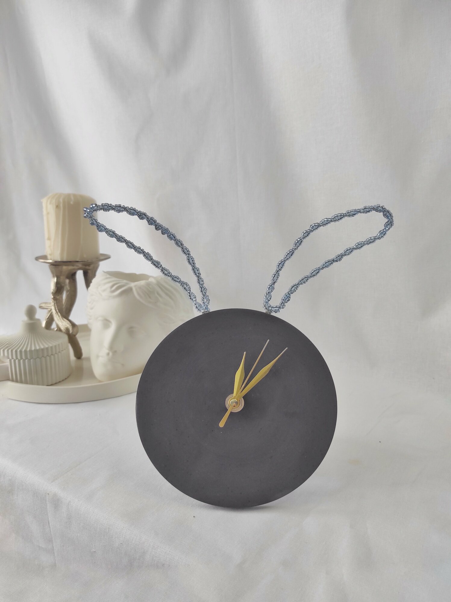 Часы Зайчик с ушками гипсовые Серые