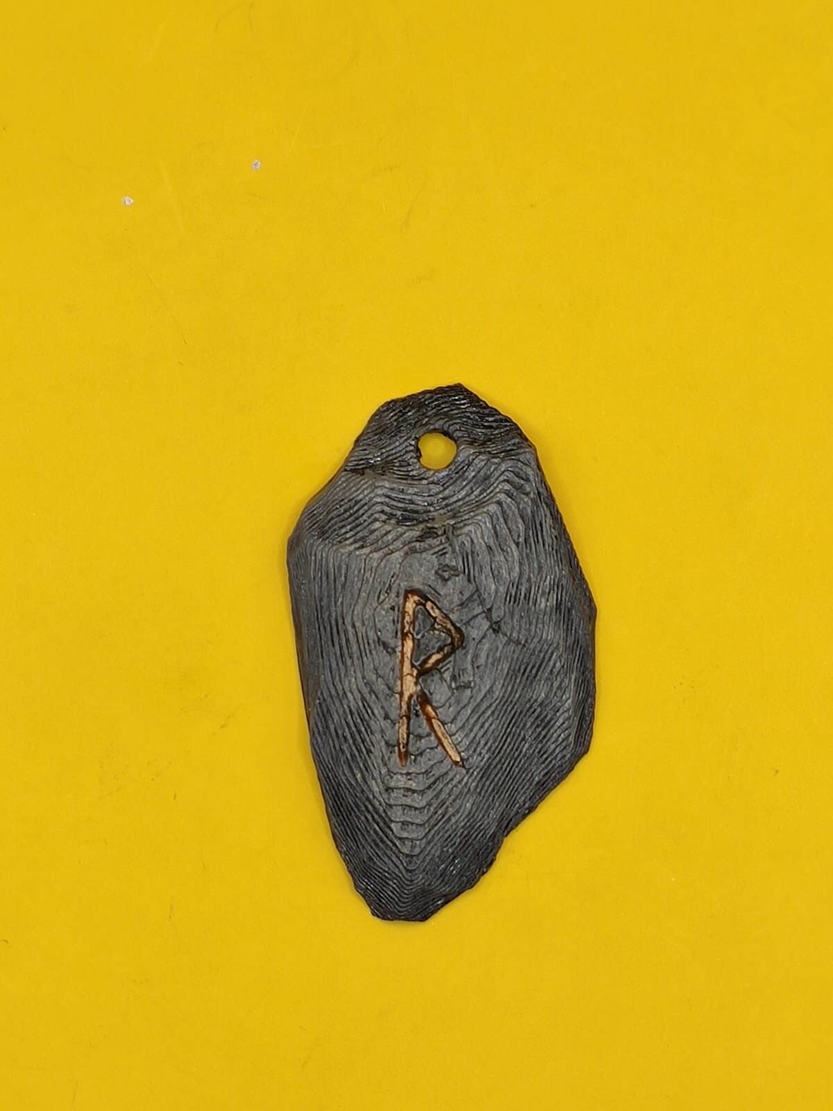 Руна скандинавская- Путешествие, странствие, общение, объединение (Райдо)