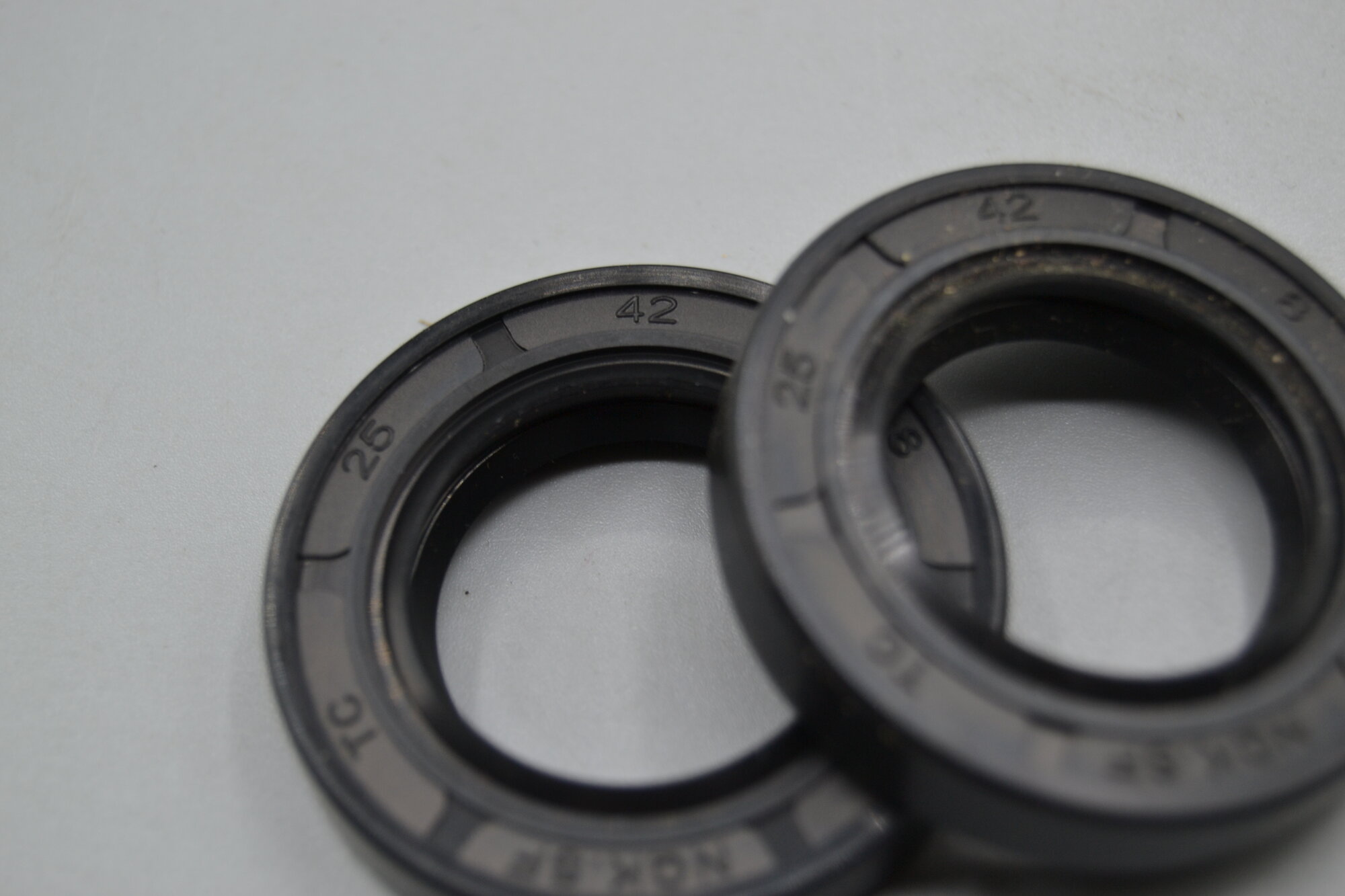 Манжеты сальники 25x42x8, (2шт)