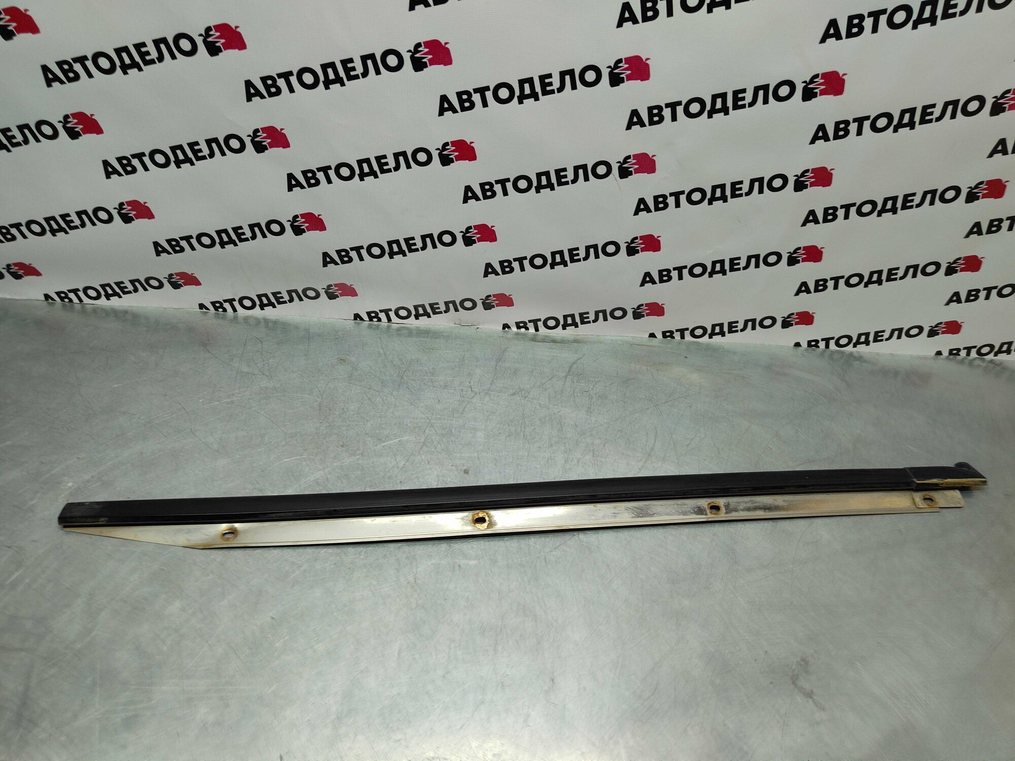 Молдинг лобового стекла левый Nissan Lucino N15