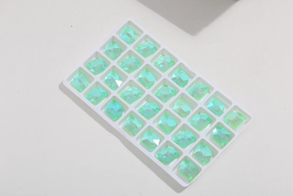 Стразы стекло изумрудные 10x14mm 24шт Emerald AB SI