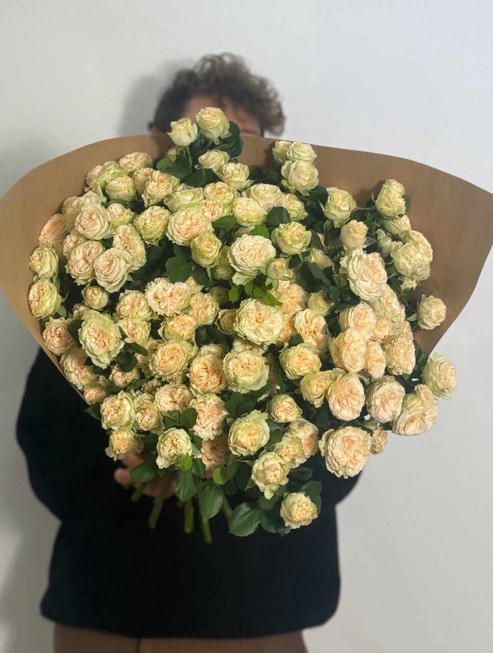 Монобукет из пионовидных кустовых роз сорт Амороза 21 шт. от FlowersGo с экспресс доставкой