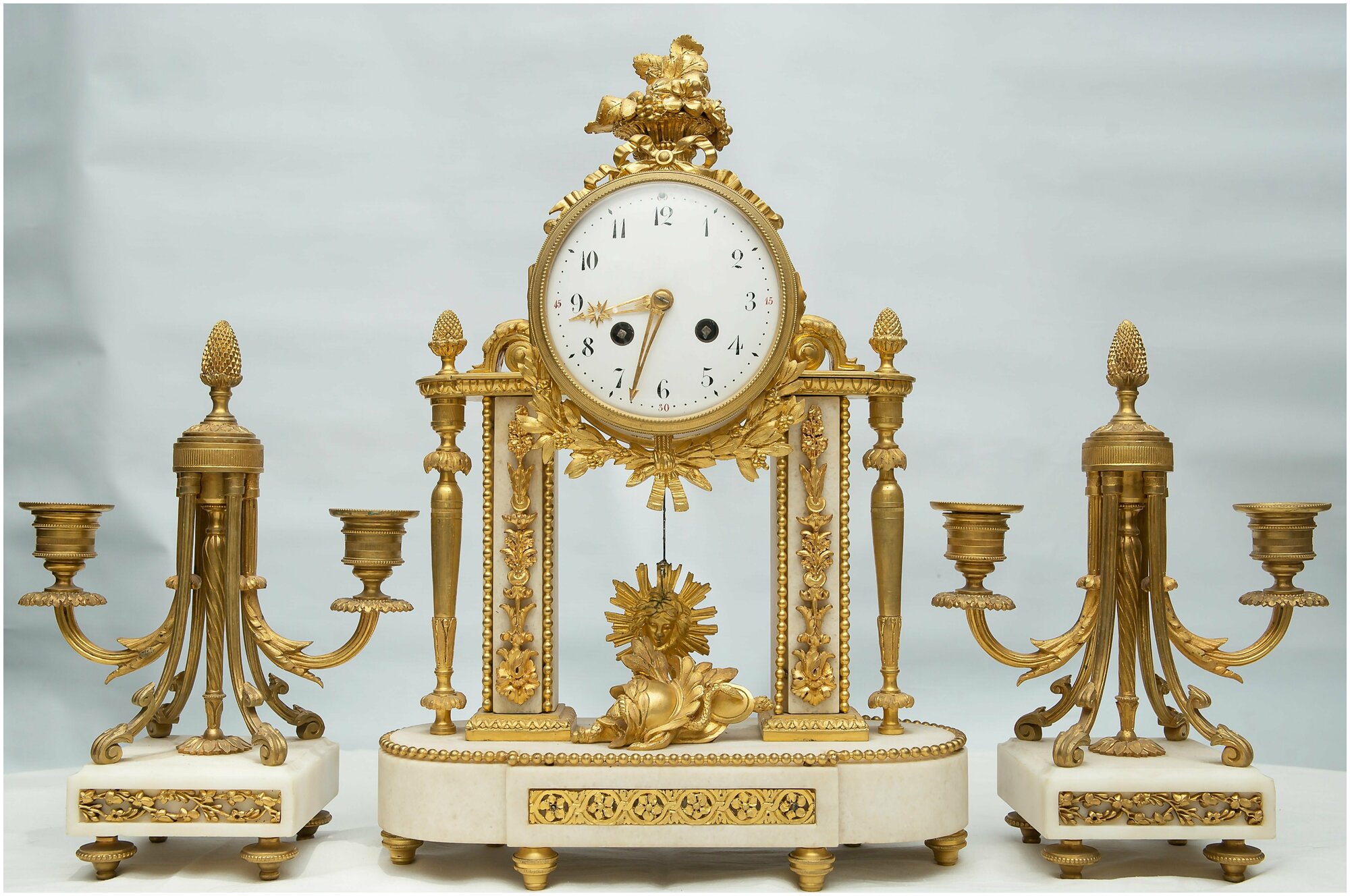 Музейный экземпляр. Антикварный старинный большой каминный бронзовый гарнитур Ампир, состоящий из часов и подсвечников. Огненное золочение и каррарский мрамор. Франция, 18 век.