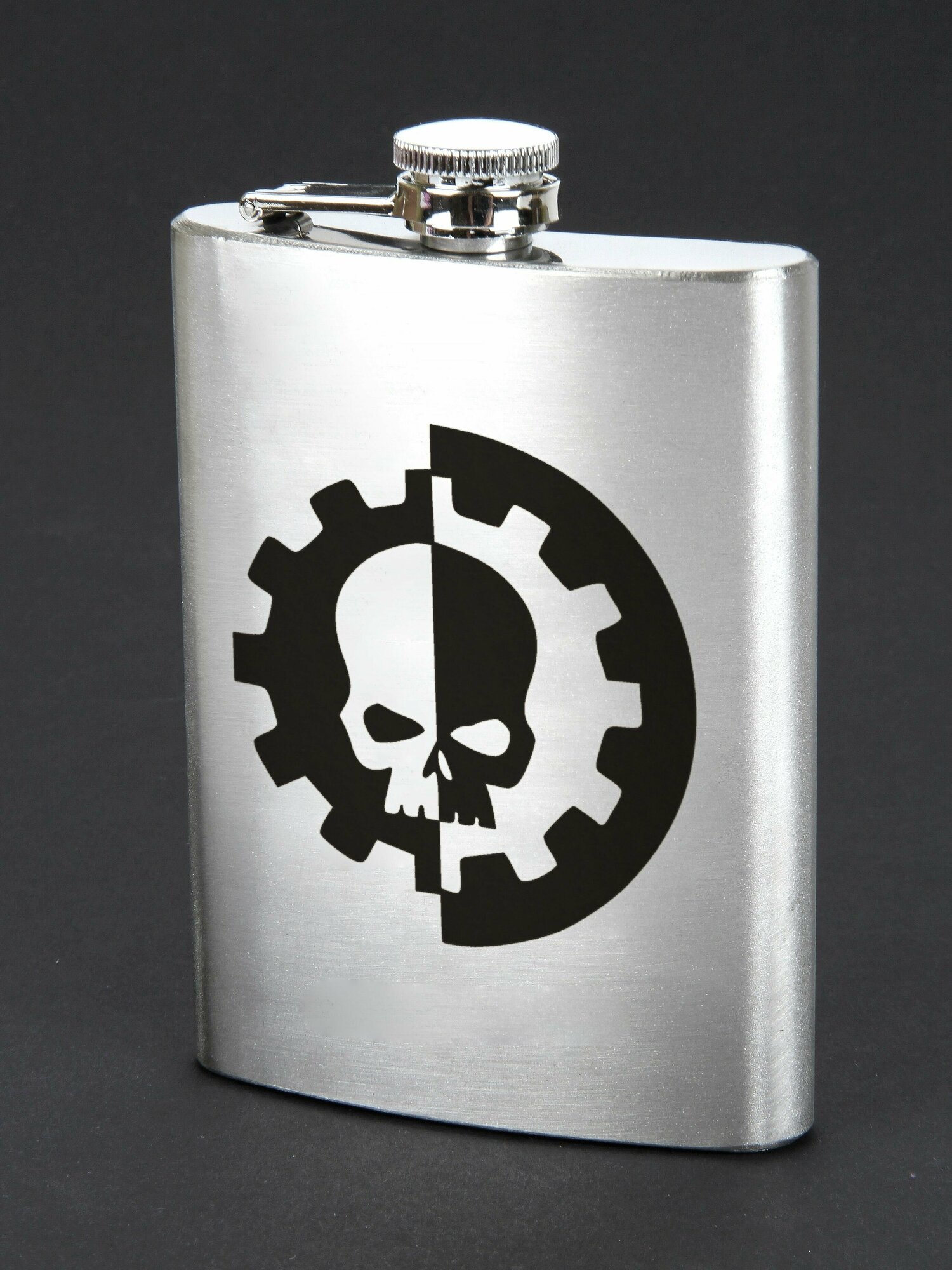 Фляжка для алкоголя с гравировкой 240мл 8oz Warhammer 40000 Адептус Механикус шестерня