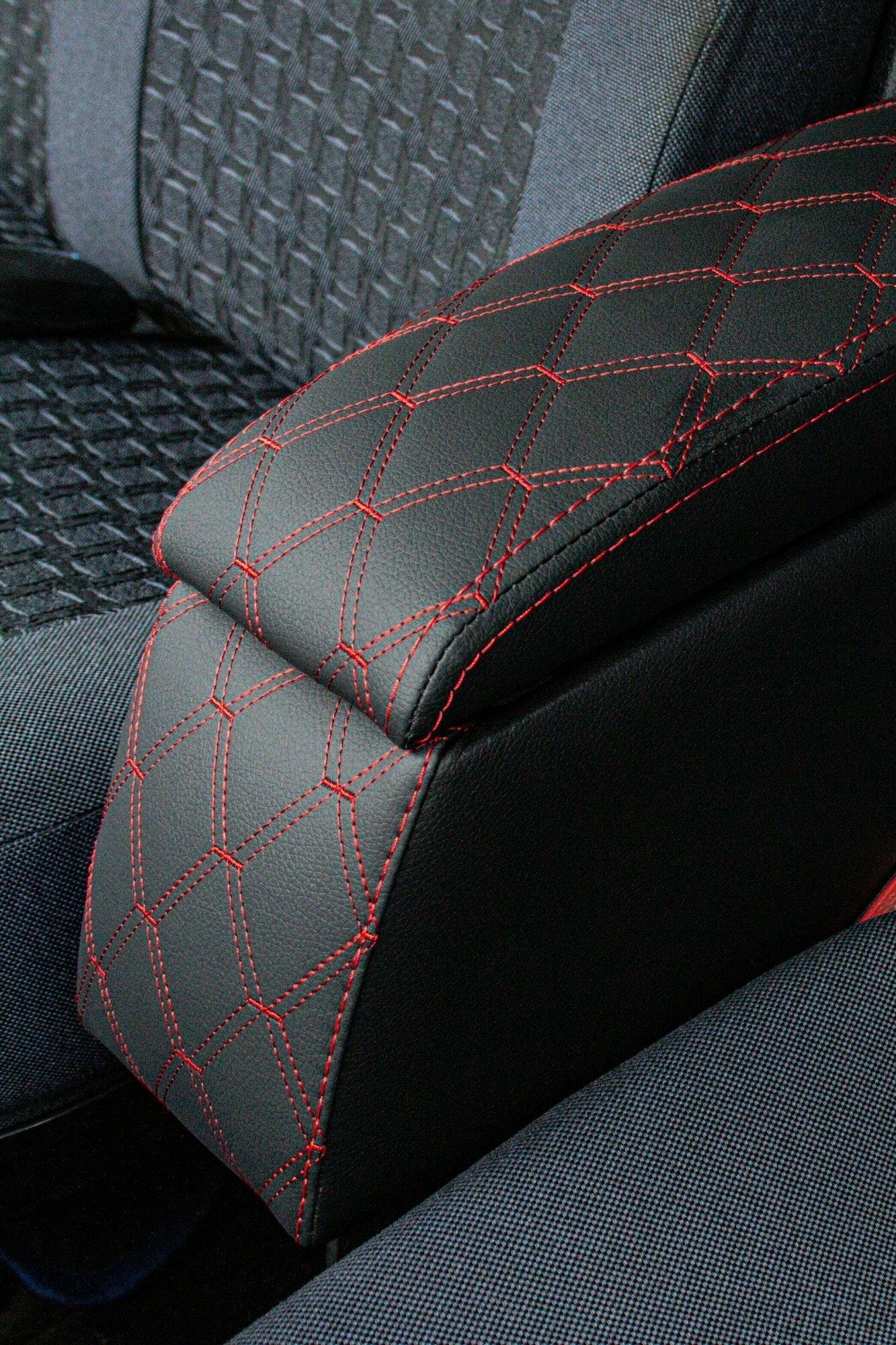 Подлокотник БАР между сидений для а/м Газель Next (черный) экокожа стеганая, красный ромб