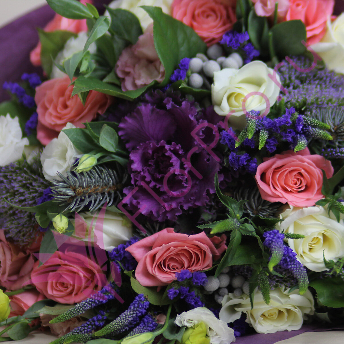 Букет живых цветов Flor-Pro Flowers из роз "Грация" в дизайнерской упаковке — фото 1