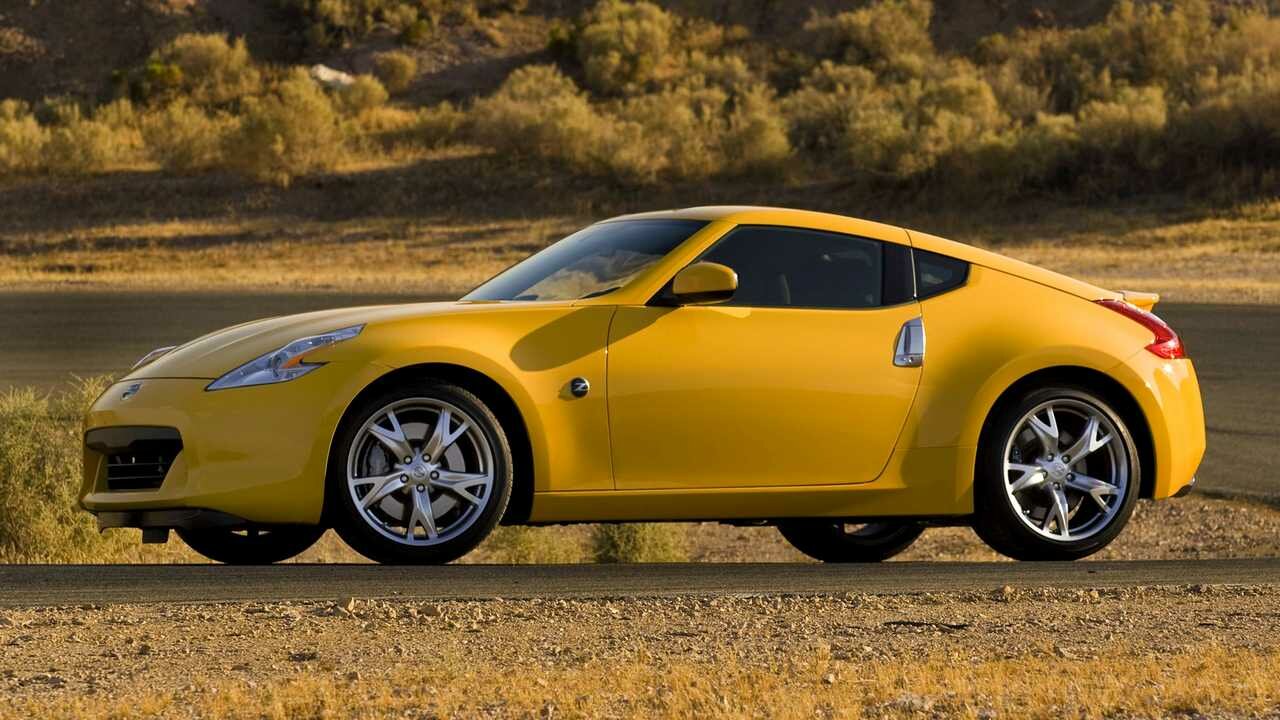 Картина на холсте 110x60 LinxOne "Ниссан желтая машина nissan 370z" интерьерная для дома / на стену / на кухню / с подрамником