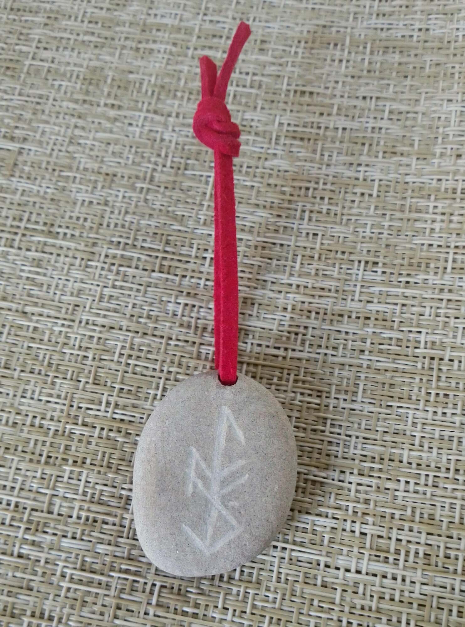 Рунический оберег "Похудение, молодость и красота" Высечен на камне.