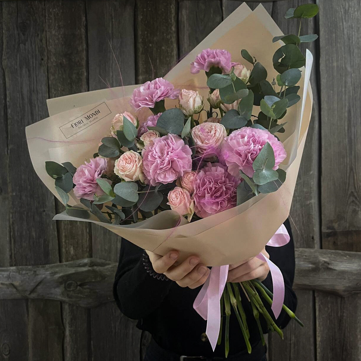 Авторский букет из диантусов и кустовой пионовидной розы FM196