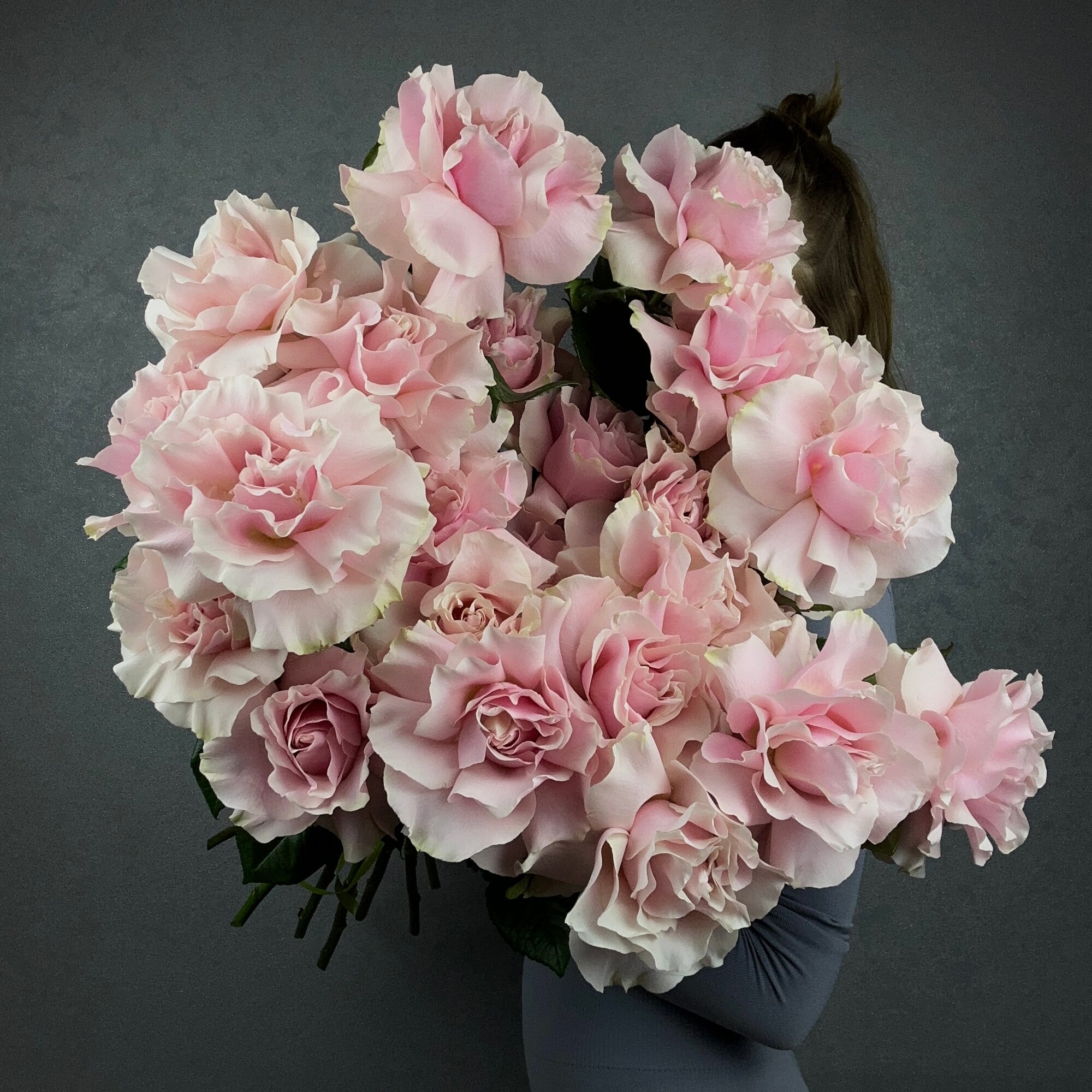 Цветы живые букет из 25 французскиз роз "Пинк Мондиаль" Sharmonic Fleur